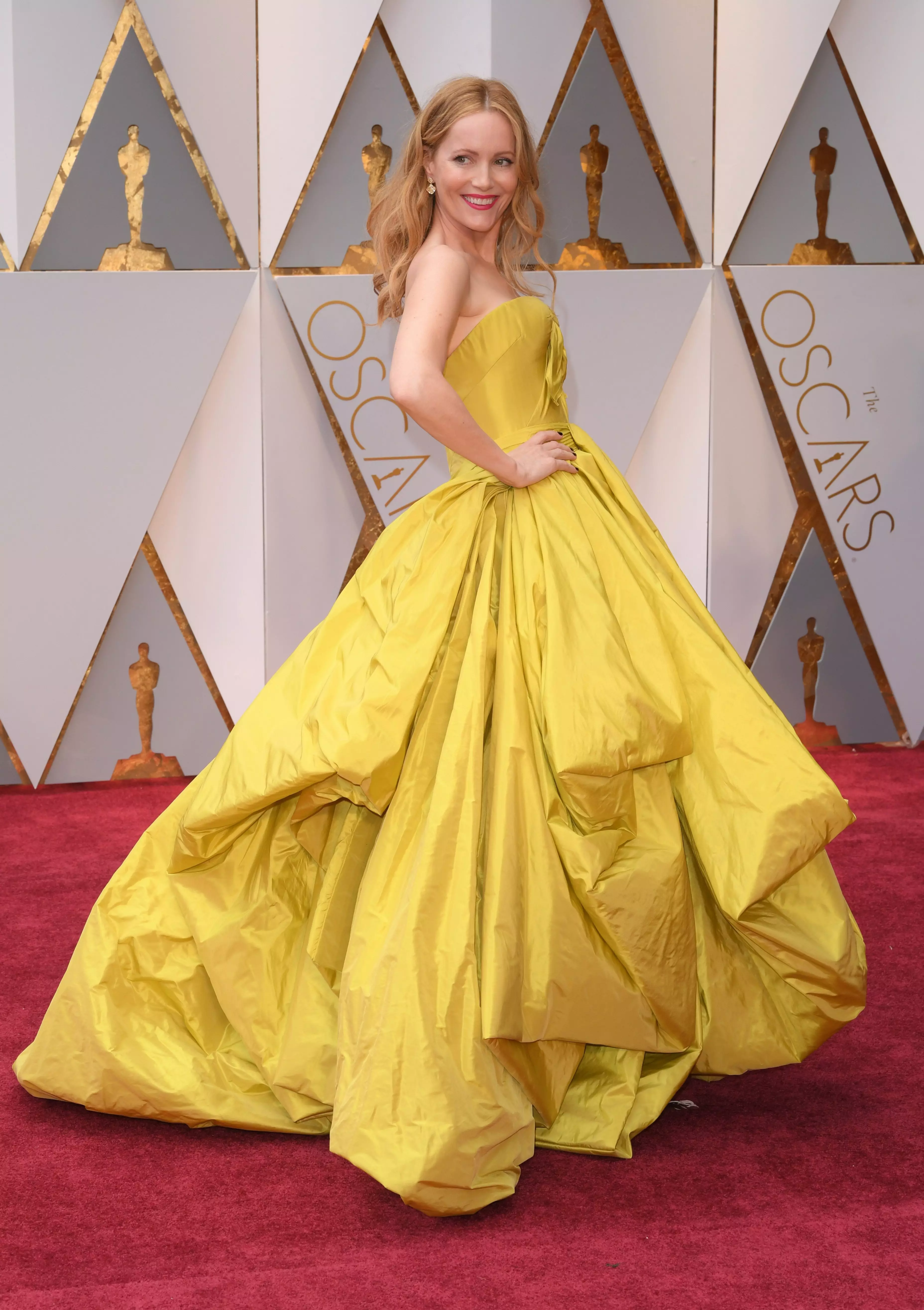 Leslie Mann zingt Belle uit 'Beauty And The Beast' op de rode loper van de Oscars 35137_3