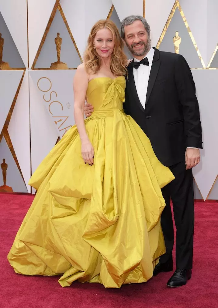 Leslie Mann zingt Belle uit 'Beauty And The Beast' op de rode loper van de Oscars 35137_5