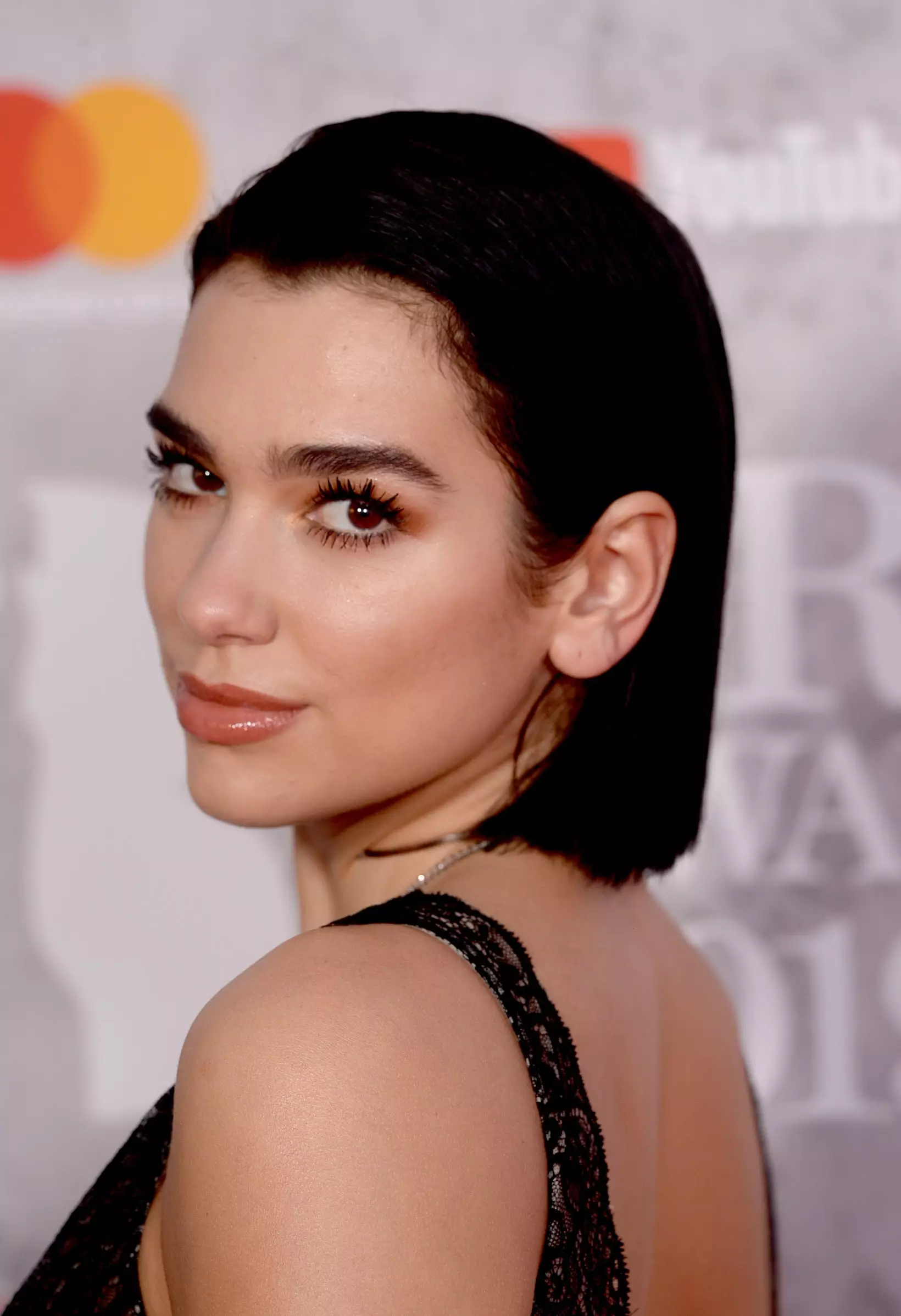 Dua Lipa's Aneruvara Makwikwi Ave Kuve Yako Itsva Yakanaka Hairstyle 3562_1