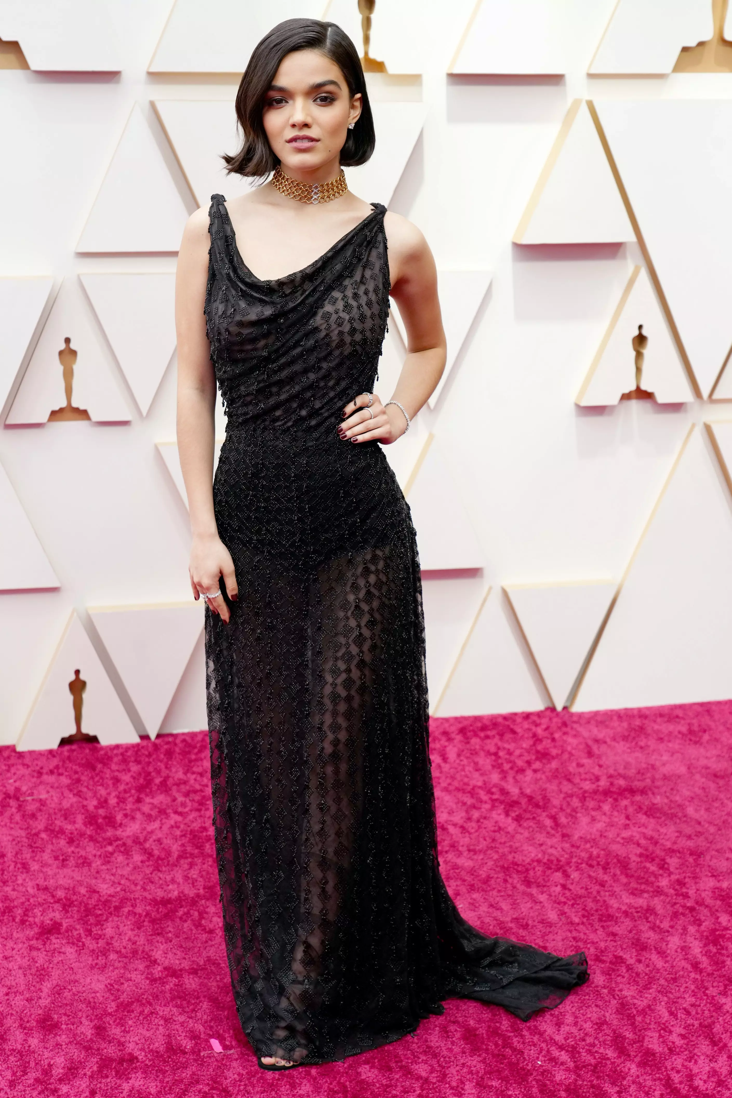 Rachel Zegler dia manao akanjo mainty be dia be amin'ny karipetra mena Oscars 2022.