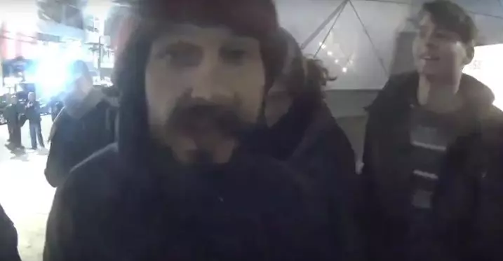 Shia LaBeouf arrêtée pour avoir attaqué un partisan de Trump avec un foulard dans une vidéo en direct 35947_1