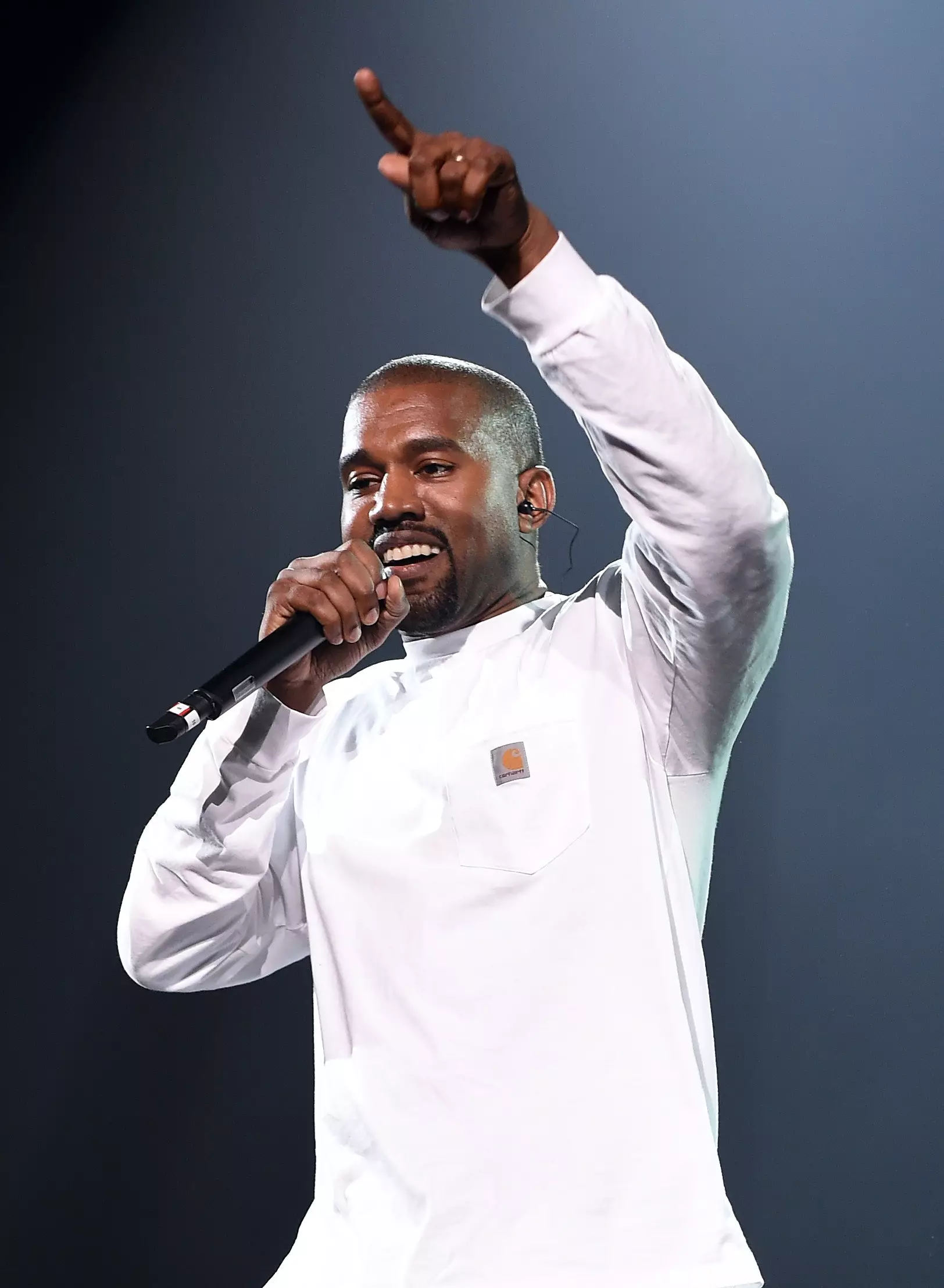 Kanye West tab tom Livestreaming nws tus kheej thaum nws ua tiav nws cov nkauj thaum nyob hauv ib qho chaw ntau pob