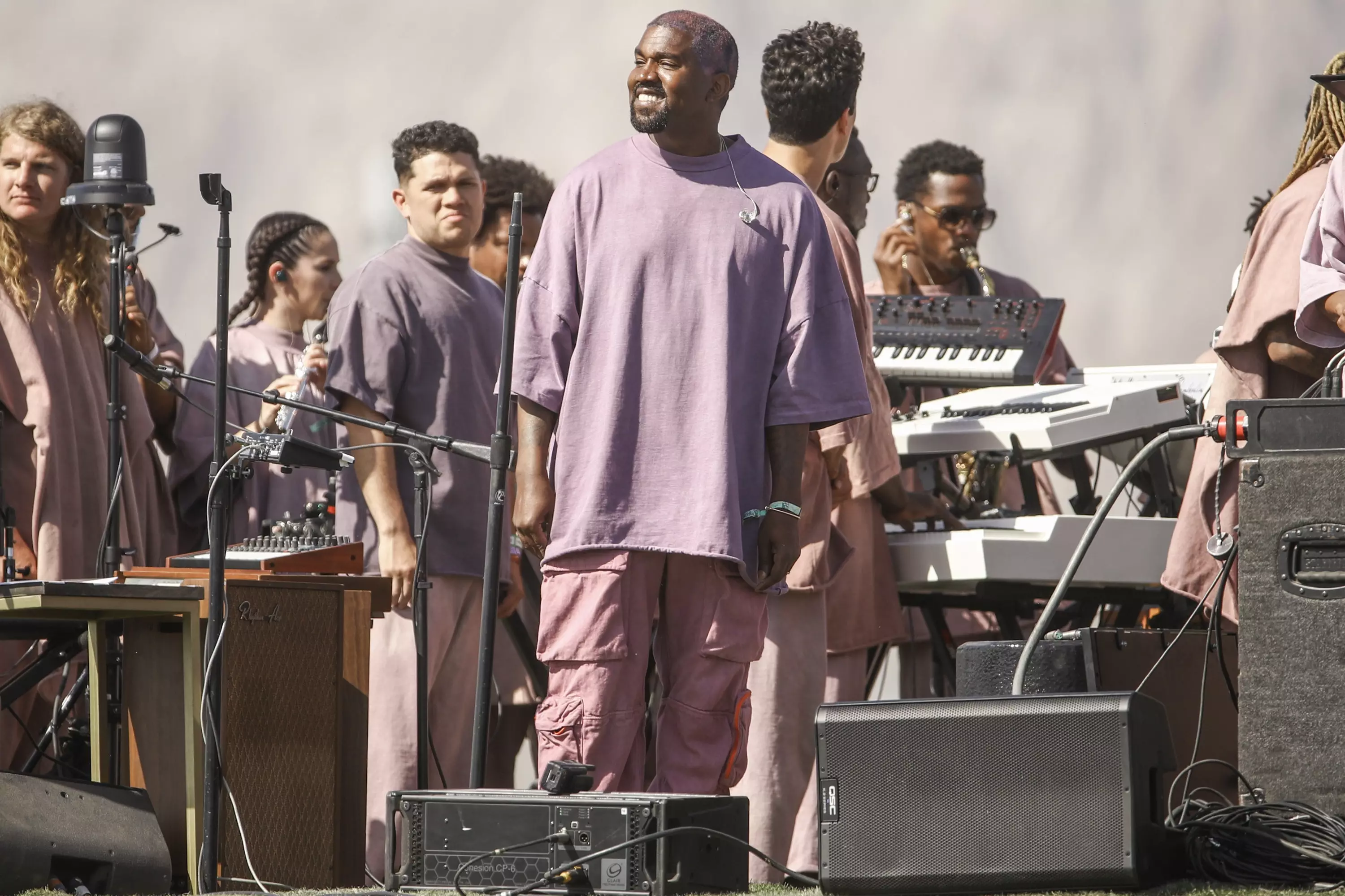 Kanye West, qhia ntawm no ua yeeb yam ntawm Coachella, tab tom tso tawm cov nkauj tshiab thaum Lub Xya Hli 23.