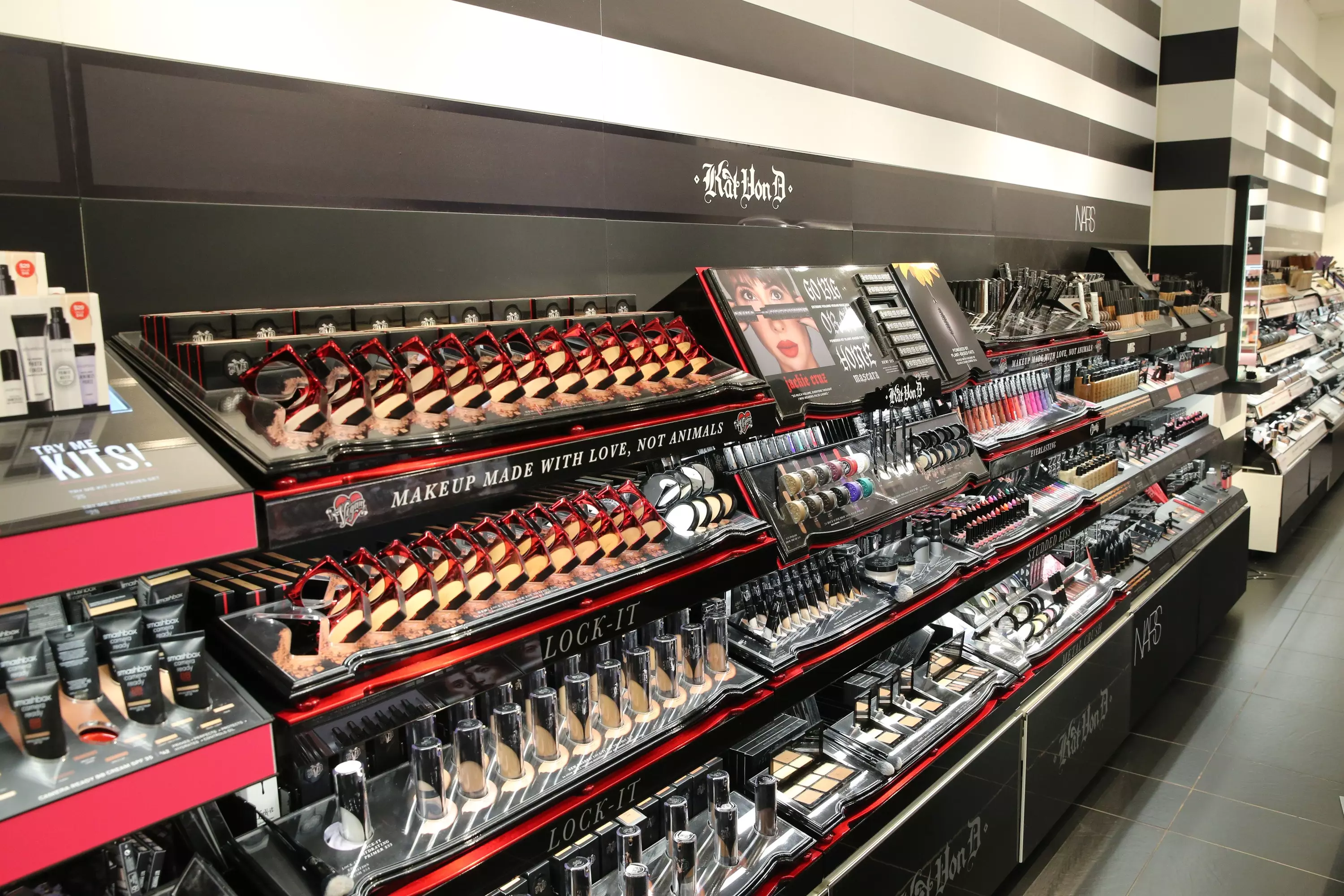 שעלוועס אין אַ Sephora קראָם.