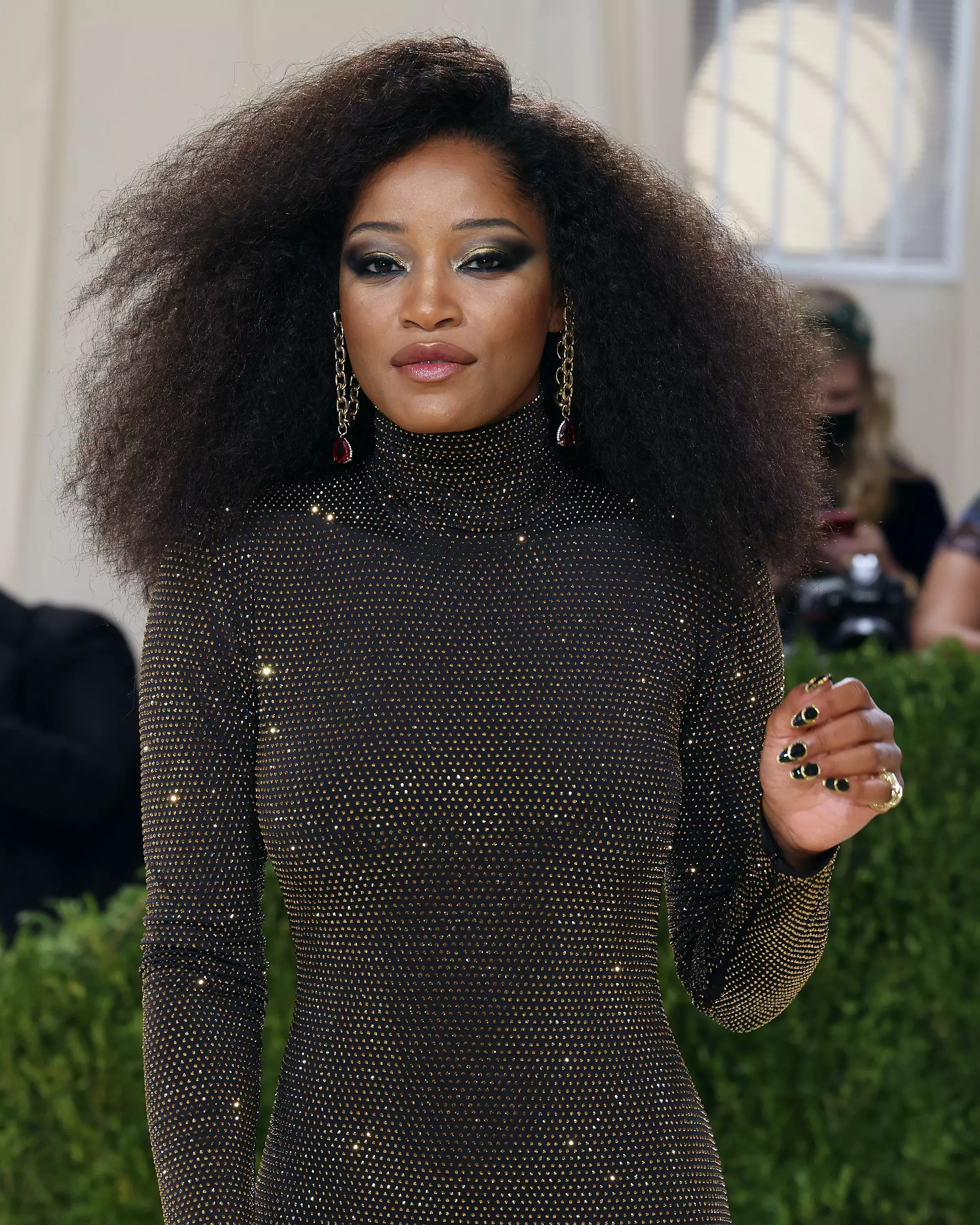 Keke Palmer wokhala ndi mthunzi wa golide wodulidwa ku 2021 Met Gala.