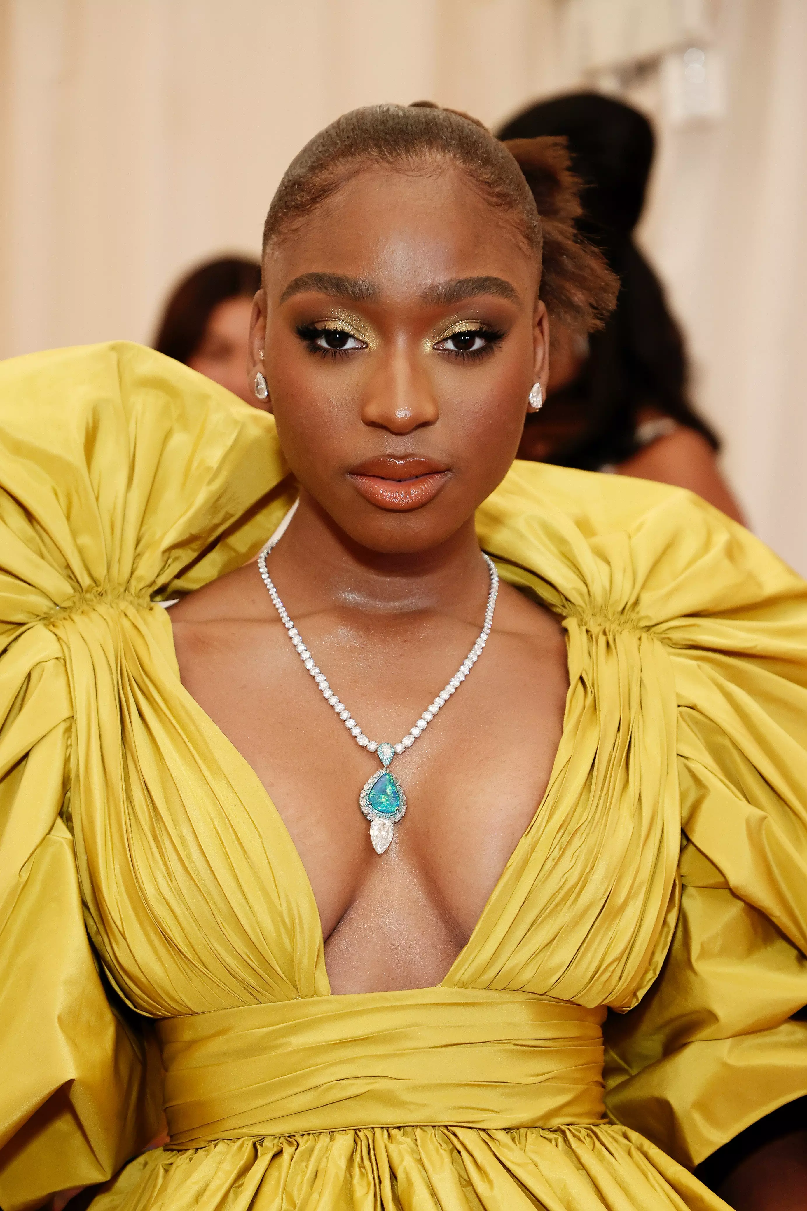 Normani cun look de maquillaxe de pliegues cortados en marrón e dourado na Met Gala de 2021.