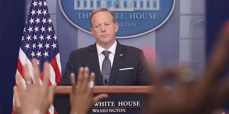 Sean Spicer Rezignis Ĉar Li Ne Ŝatas la Novan Gazetaran Personon de Trump 36605_2