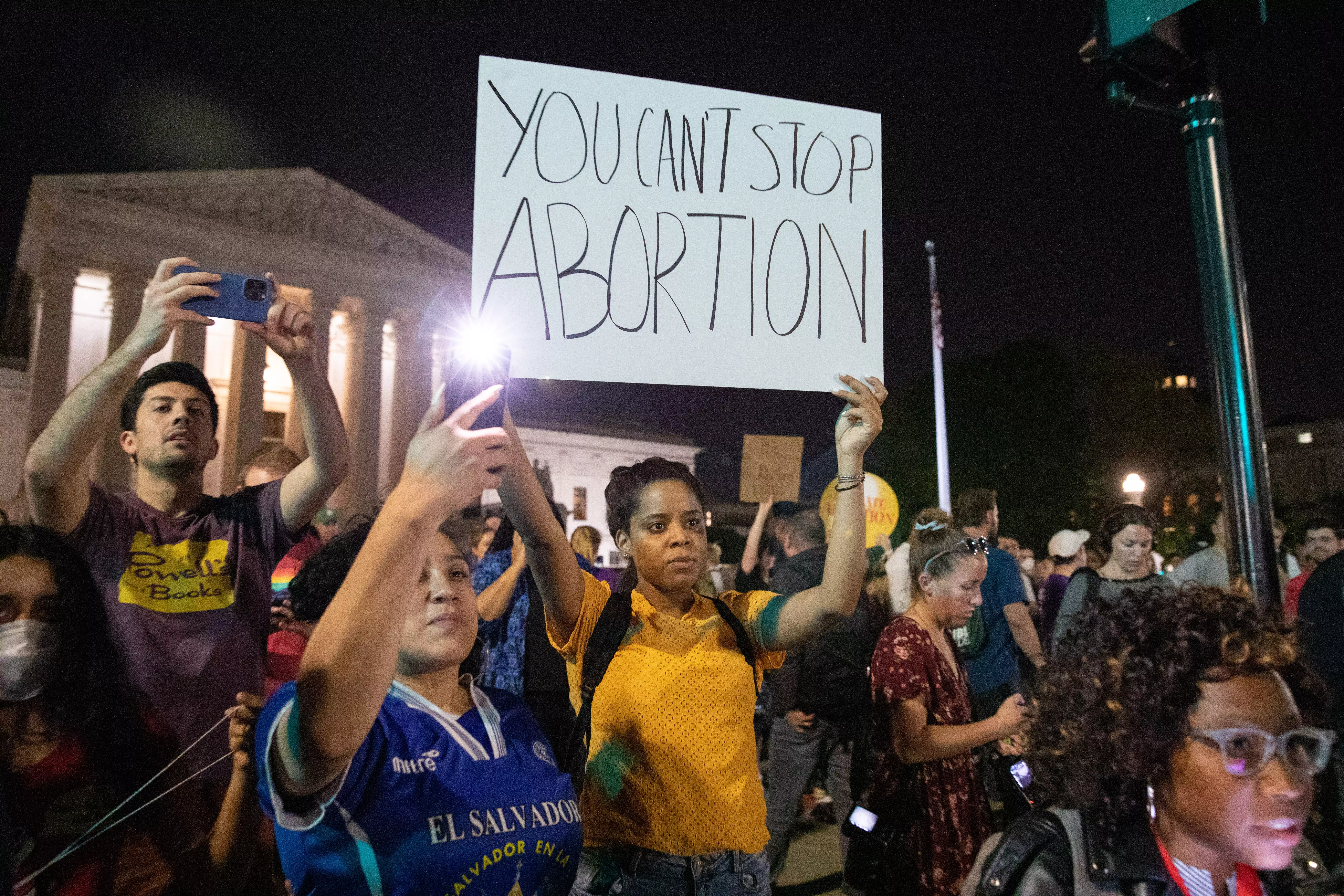 Pengunjuk rasa pro-pilihan berunjuk rasa di depan Mahkamah Agung setelah tersiar kabar bahwa Roe V. Wade akan...