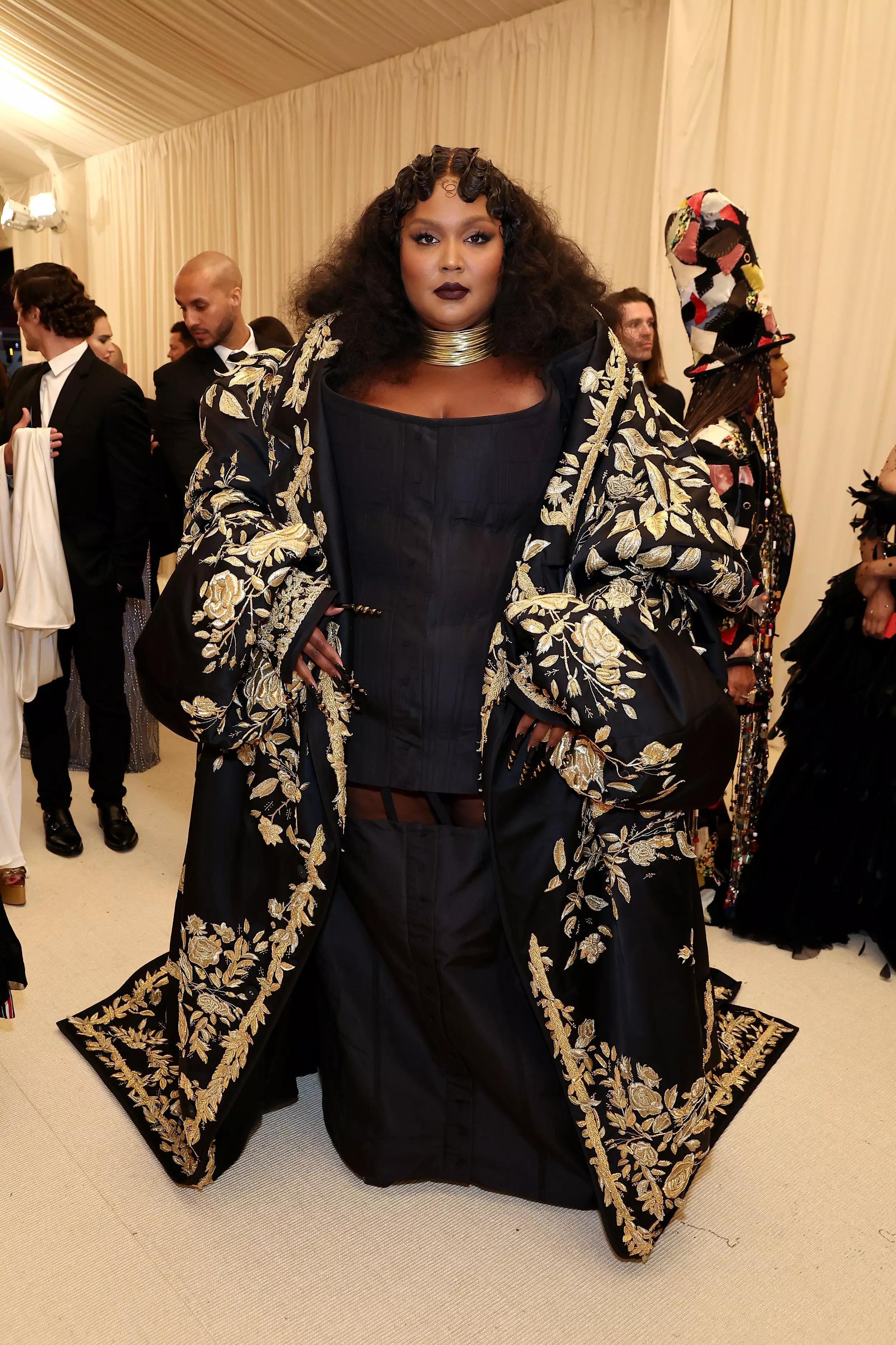 Des ongles en tire-bouchon à un manteau qui a pris 22 000 heures à faire, le look Met Gala de Lizzo était parfait