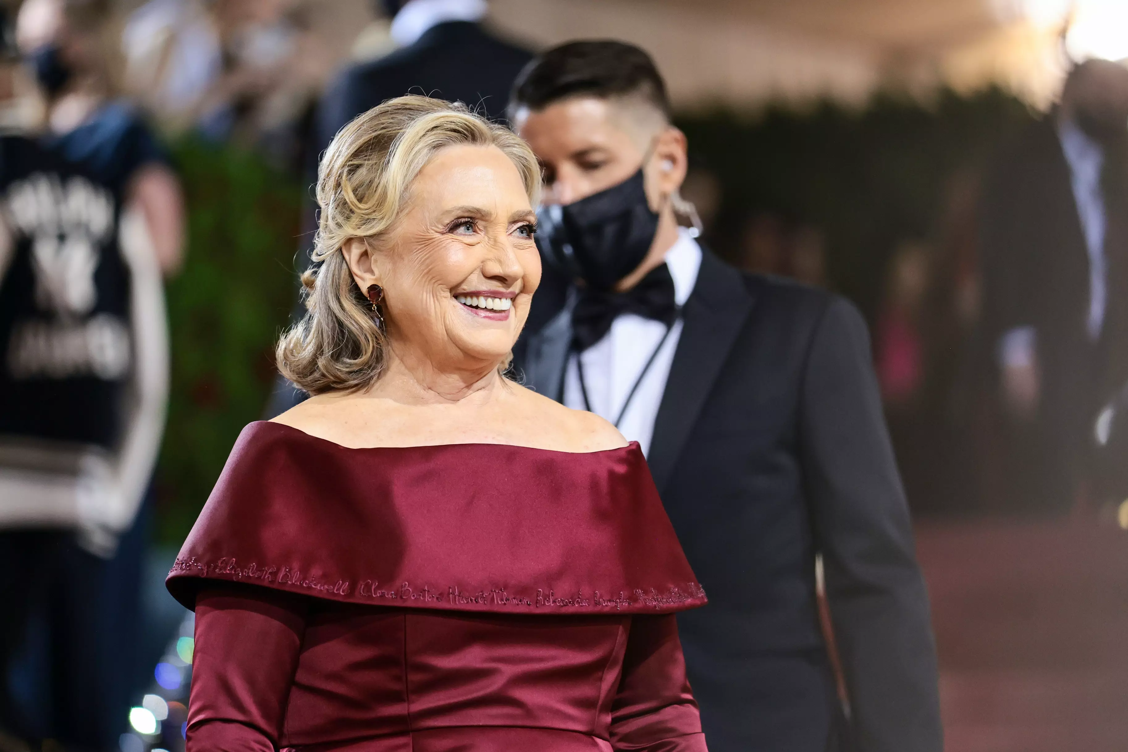 La broderie cachée dans la robe Met Gala d'Hillary Clinton était inspirante