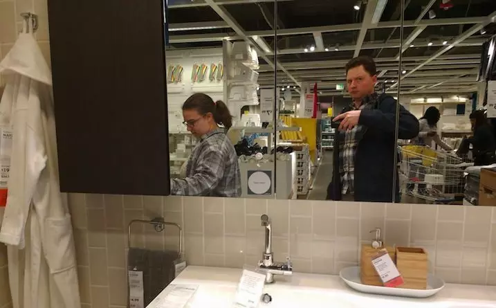 Elendig fyr dokumenterer morsomt meningsløst besøk på IKEA med sin kone 40970_6