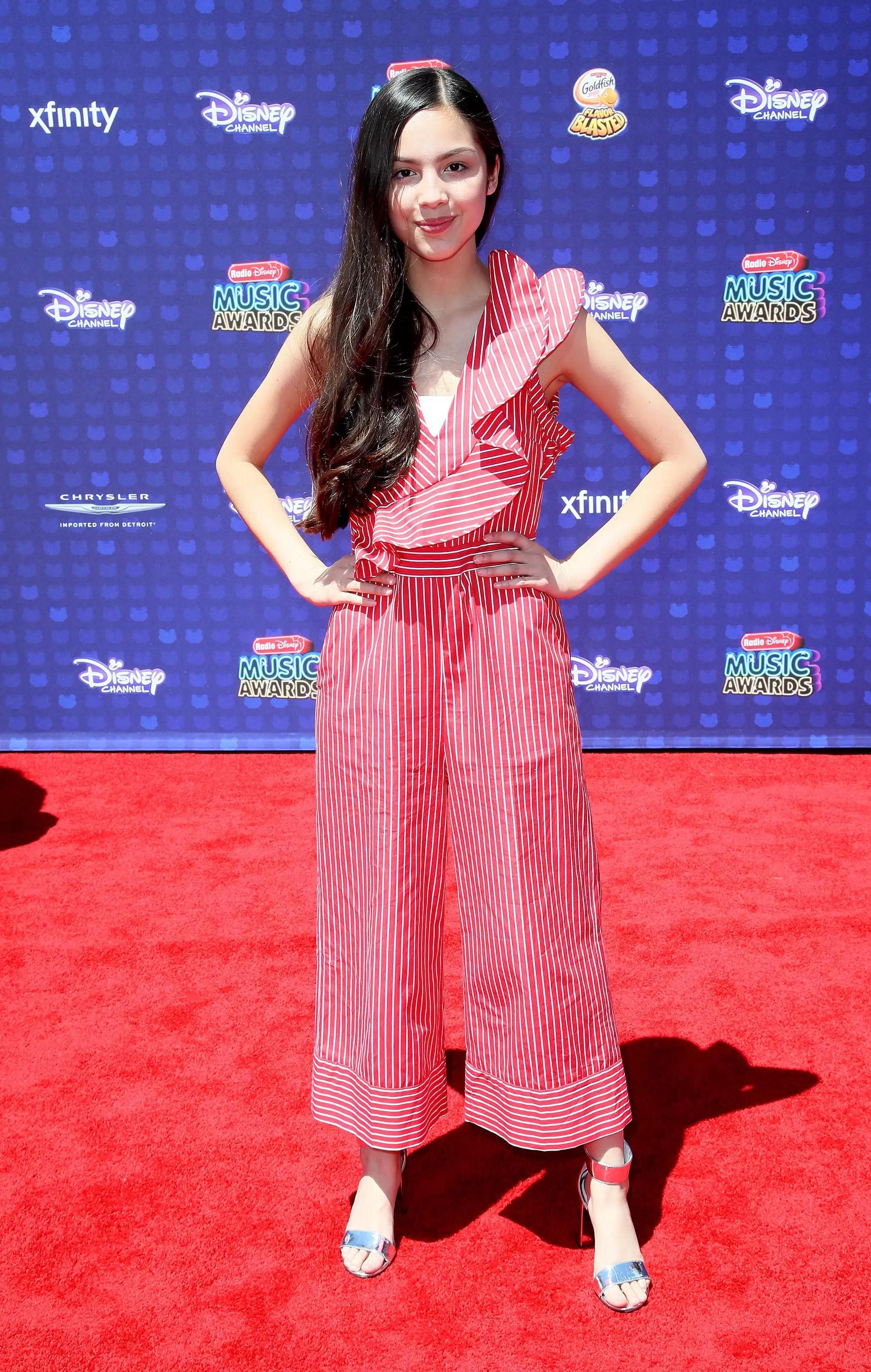 Olivia Rodrigo ngagem jumpsuit beureum ka 2017 Radio Disney Music Awards.