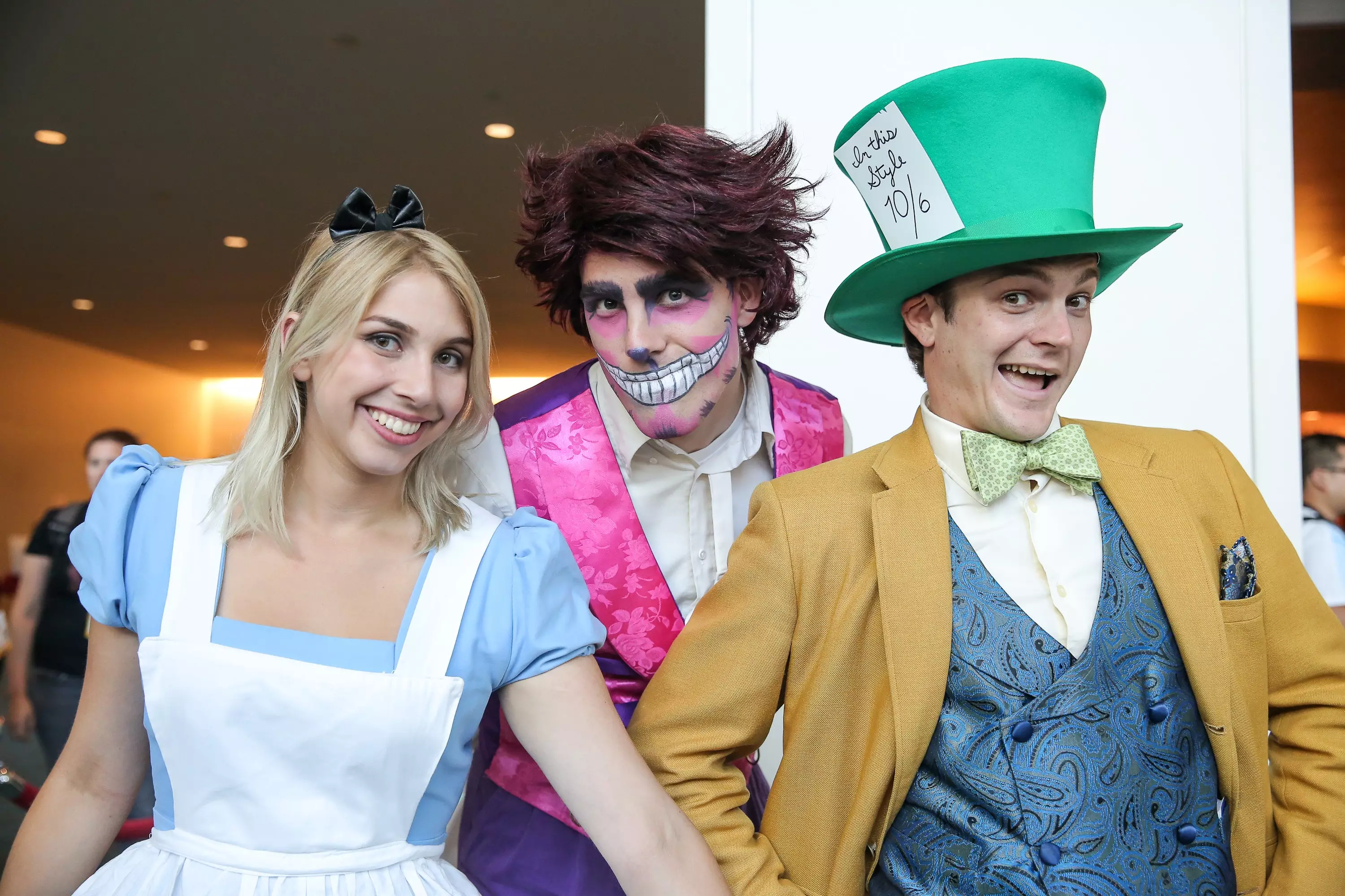 Vrienden verkleden zich als 'Alice in Wonderland'-personages, net als de 'Alice in Wonderland'-ontsna...