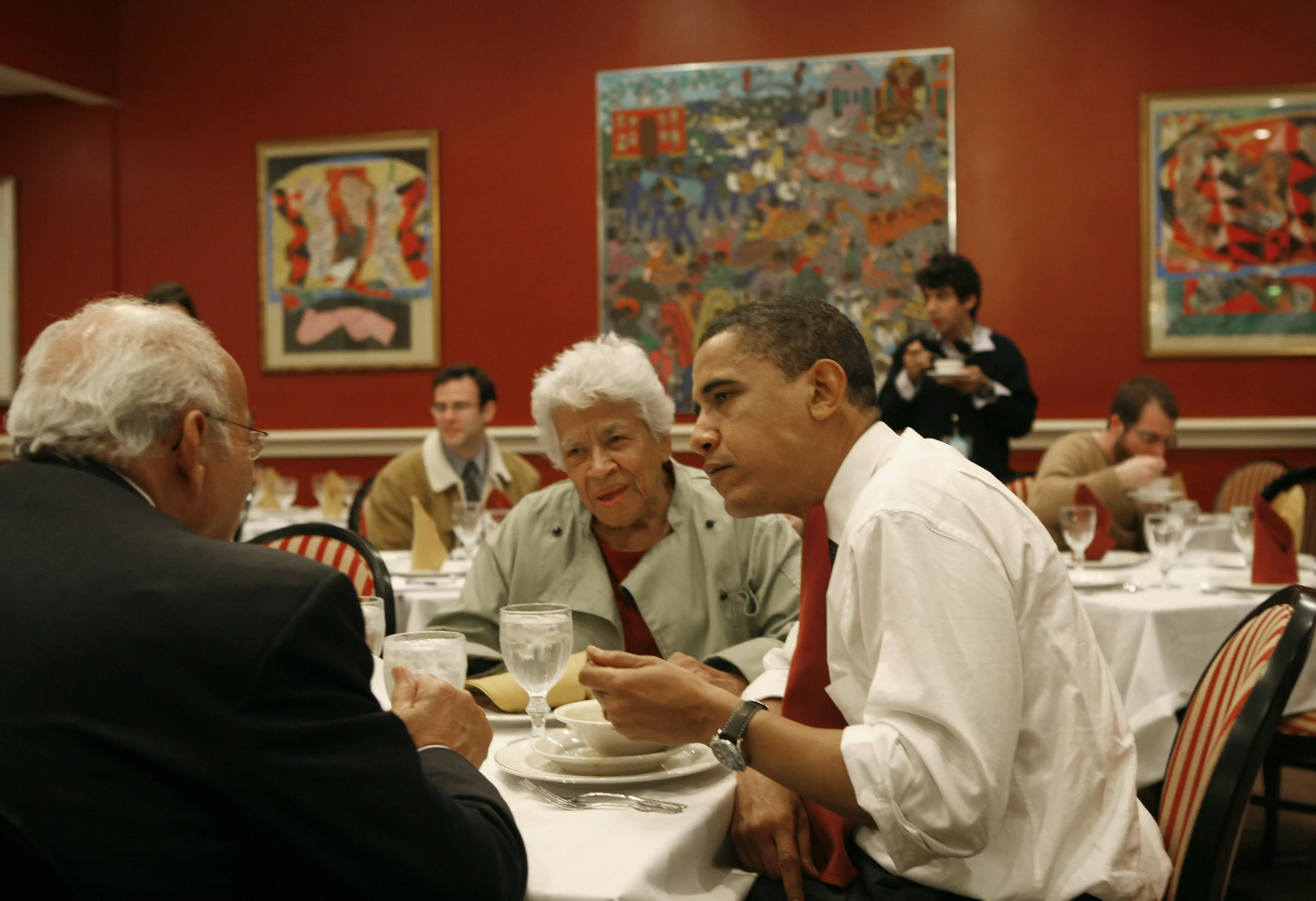 Amerikaanske Demokratyske presidintskandidaat Illinois Senator Barack Obama yt gumbo mei restauranteigner ...