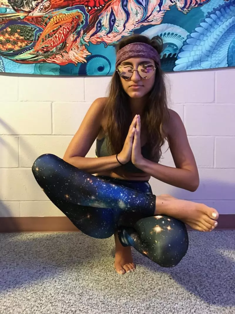 6 Awọn ipilẹṣẹ Yoga alakọbẹrẹ ti yoo ṣe iranlọwọ nikẹhin ṣe idalare gbogbo awọn leggings wọnyẹn ti o ni 46800_1