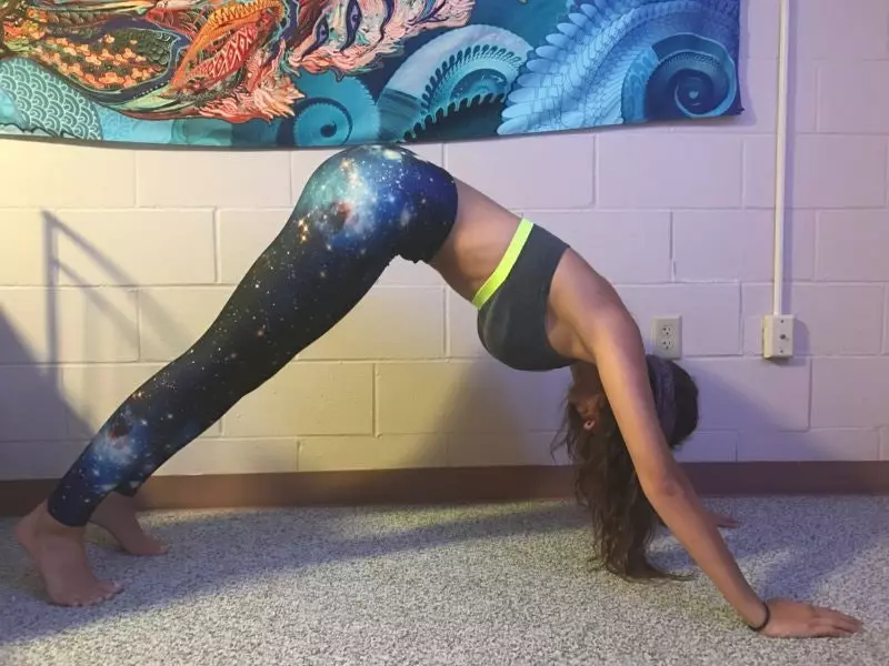 6 Awọn ipilẹṣẹ Yoga alakọbẹrẹ ti yoo ṣe iranlọwọ nikẹhin ṣe idalare gbogbo awọn leggings wọnyẹn ti o ni 46800_5