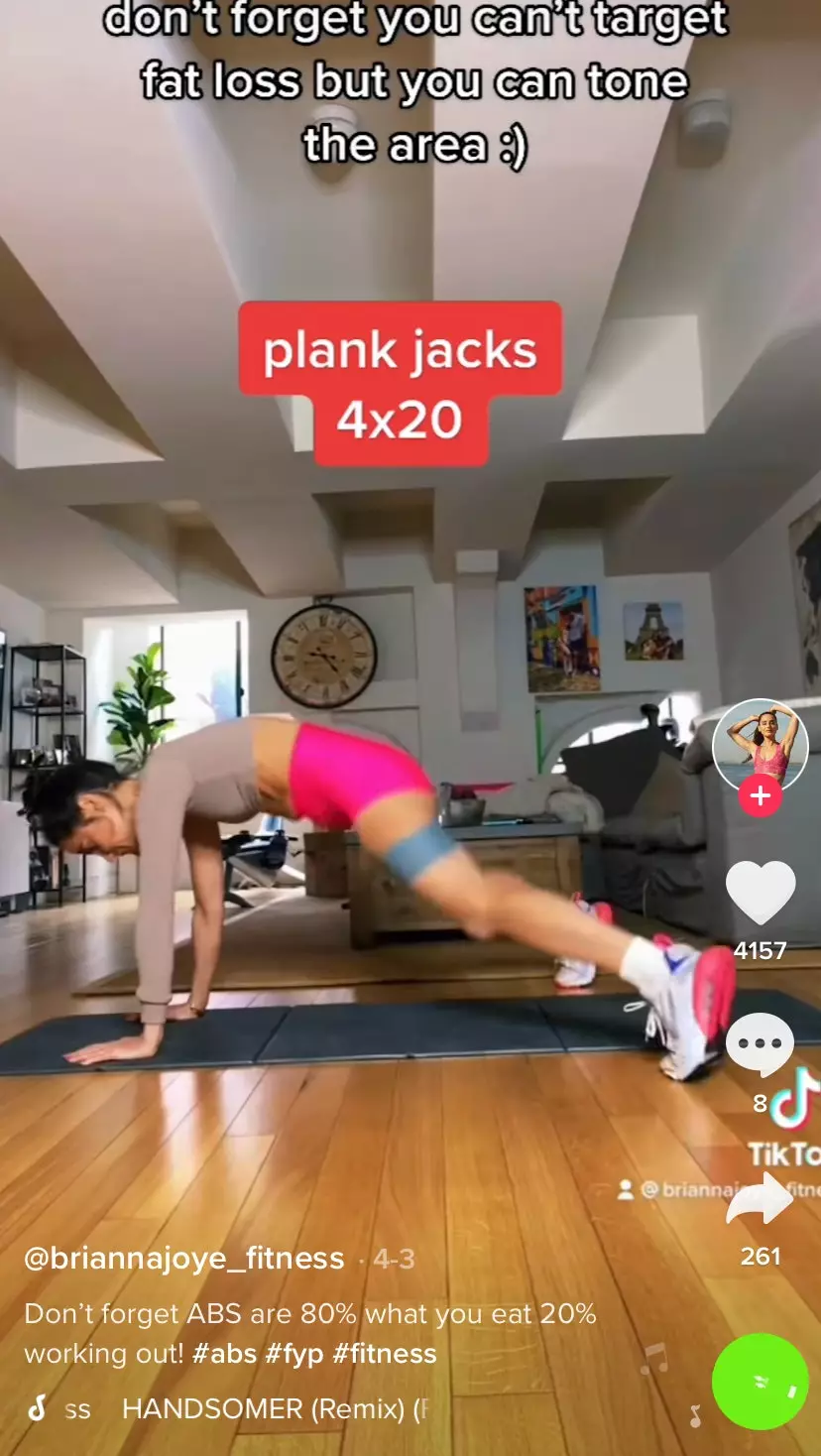 Uno de los entrenamientos cardiovasculares divertidos para principiantes, según un entrenador físico de TikTok, es un poco de plancha...