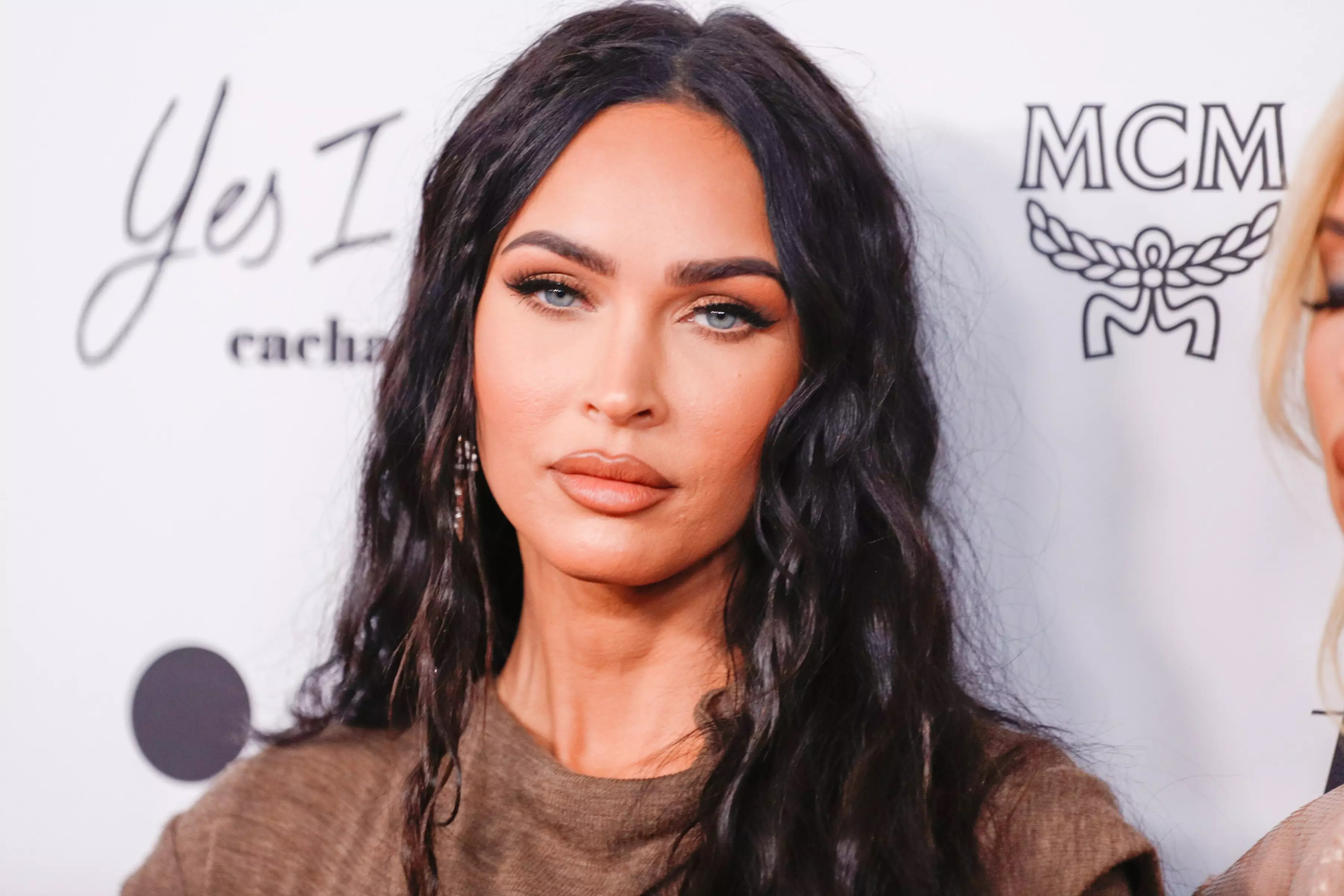 Megan Fox fia ruhákat hord, és annyira itt van érte