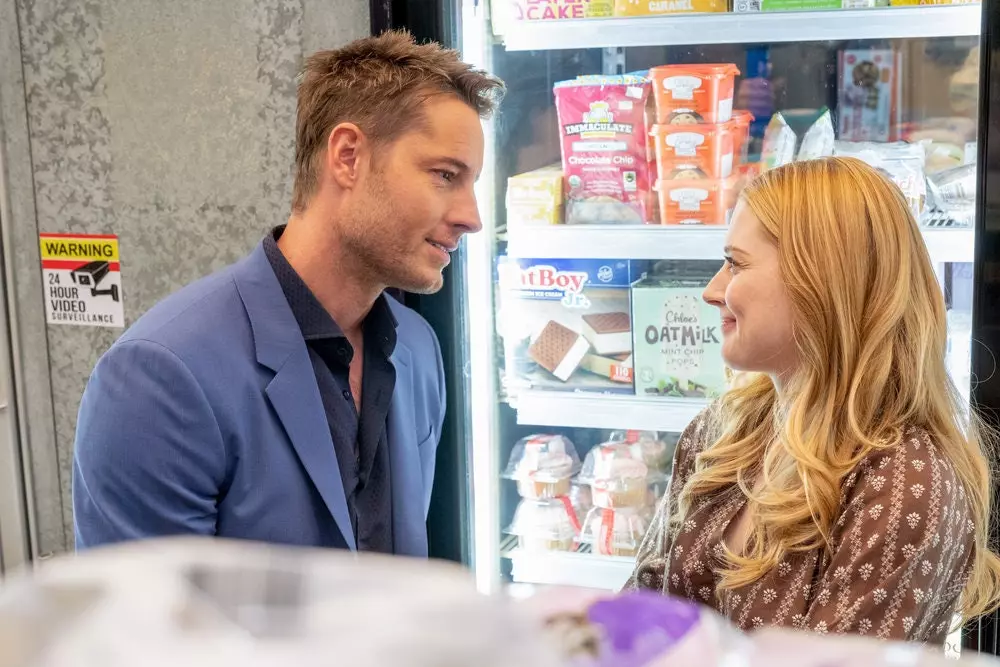 Justin Hartley nei panni di Kevin, Alexandra Breckenridge nei panni di Sophie in This Is Us