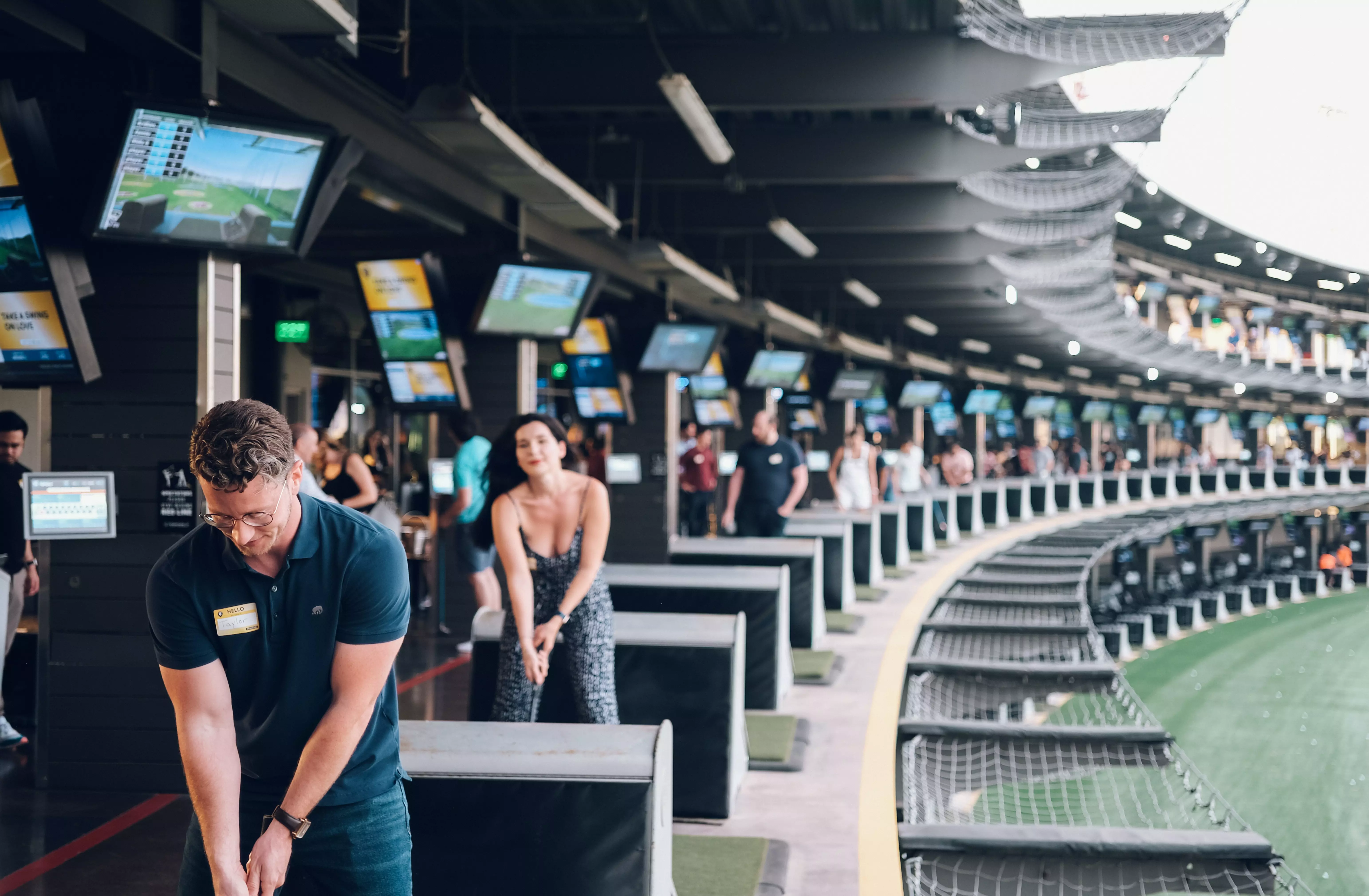 Bekarlar, Bumble'ın yeni IRL programının bir parçası olarak bir TopGolf etkinliğinin keyfini çıkarıyor.