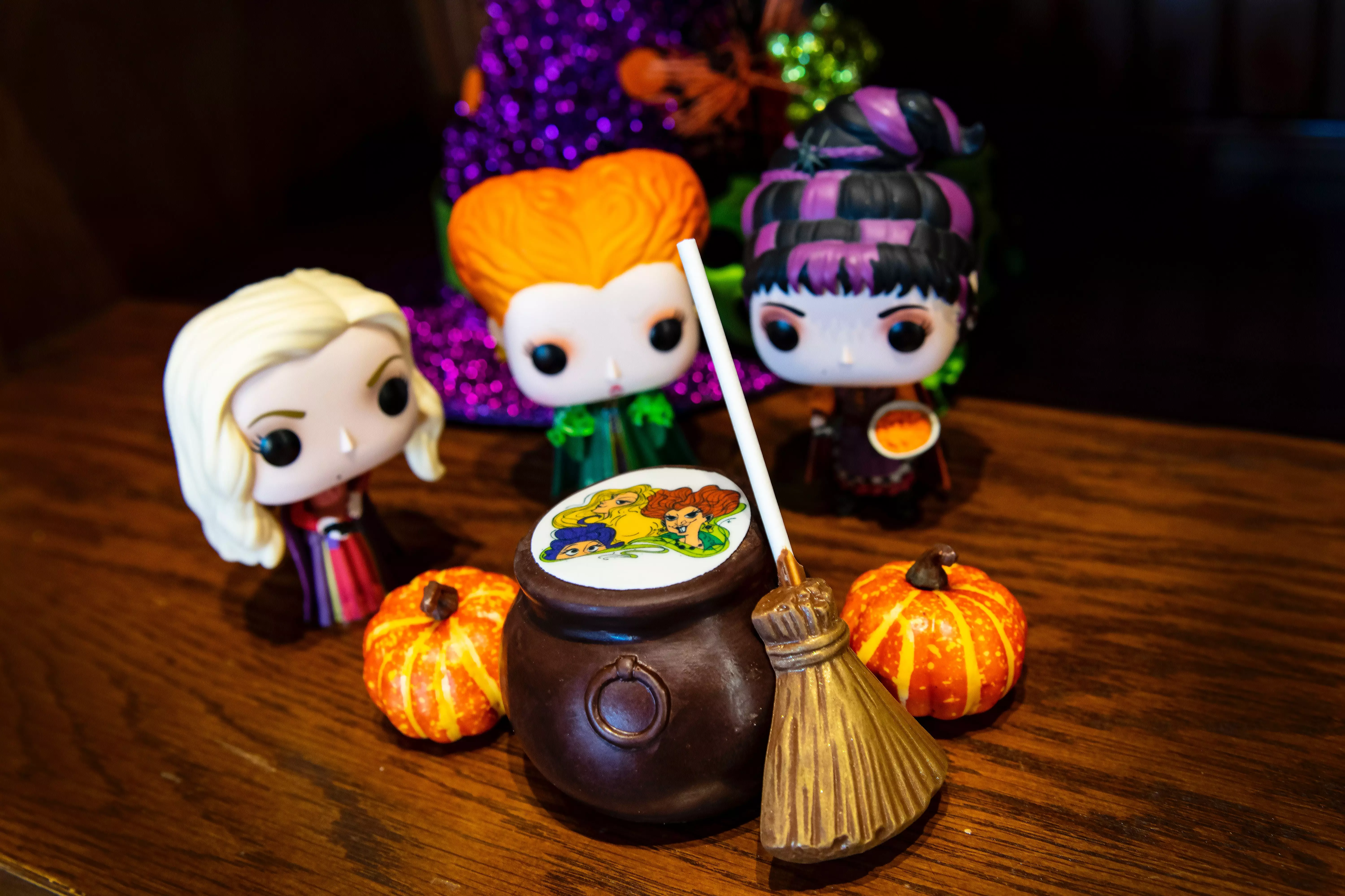 Halfway to Halloween Disney Parks-en Sanderson ahizpek inspiratutako Hocus Pocus janaria dago.