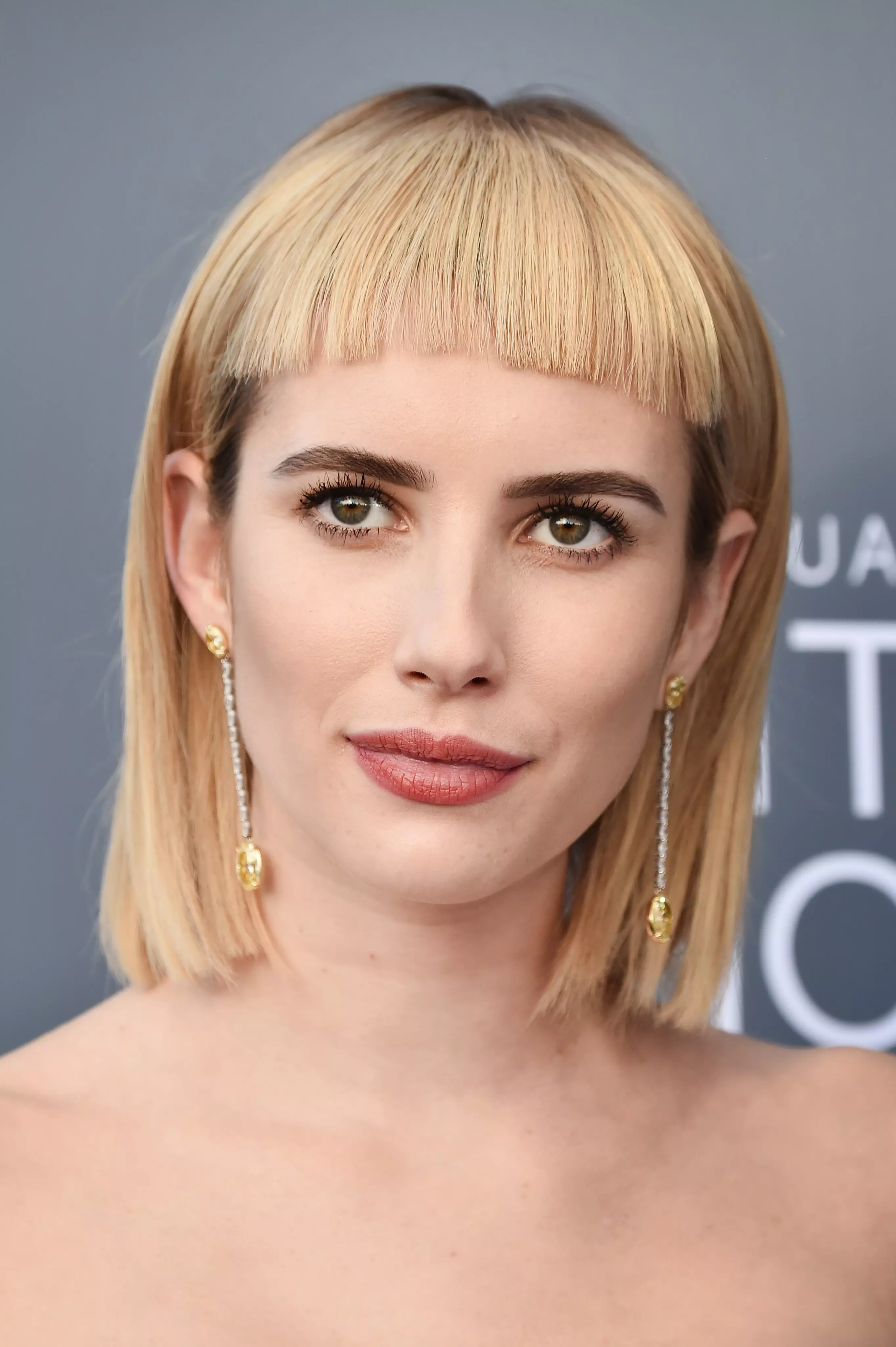 Emma Roberts estreou novas franjas no Critics' Choice Awards e ela parece tão, tão diferente 55390_2