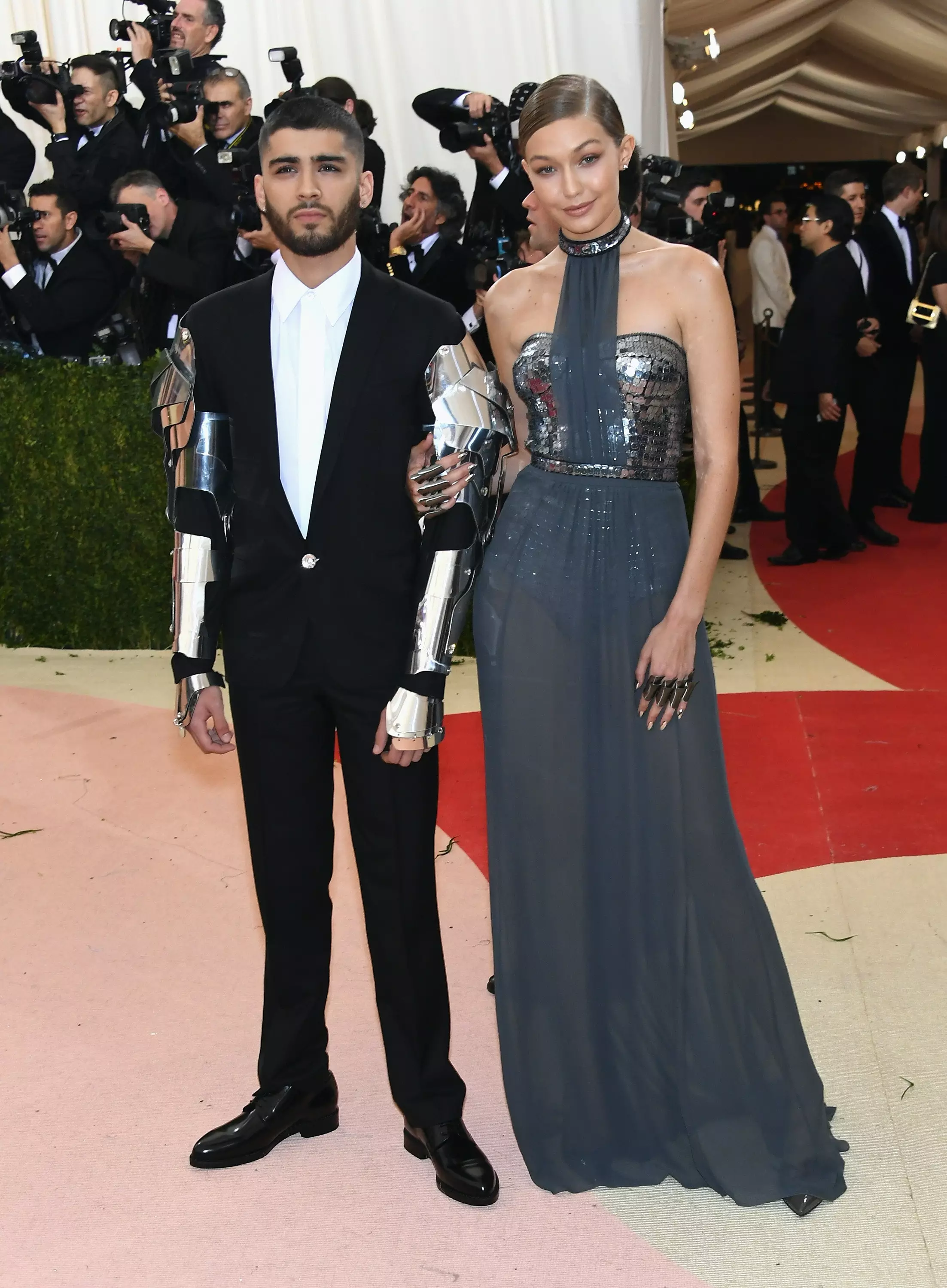 Gigi Hadid ගේ Met Gala ඇඳුම පැල්ලම් සහිත වීදුරු මෙන් දිදුලයි සහ එය ඉතා අලංකාරයි 57461_2