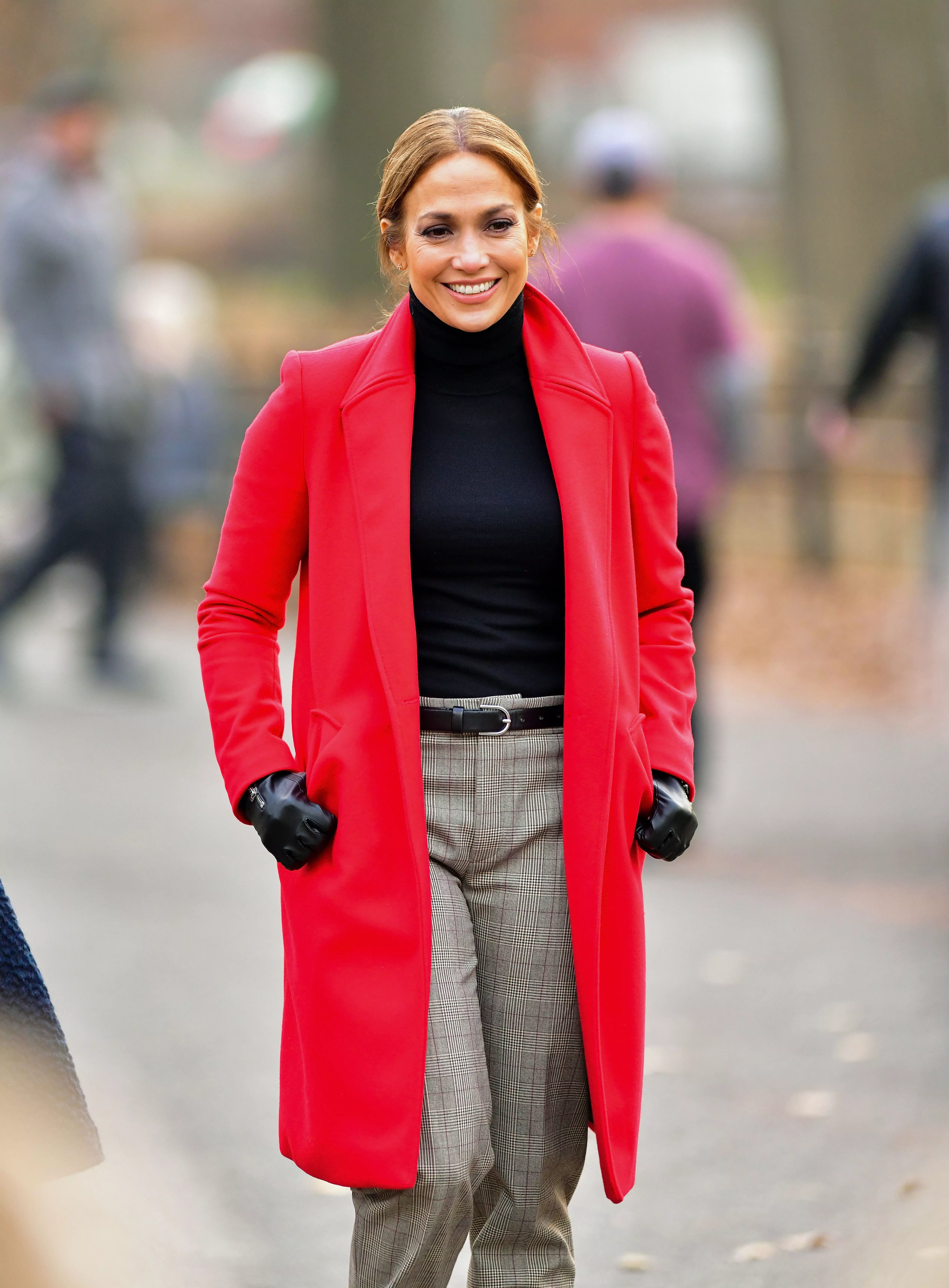 NEW YORK, NY - 04 DESEMBER: Jennifer Lopez terlihat di lokasi untuk 'Second Act' di Central Park pada ...