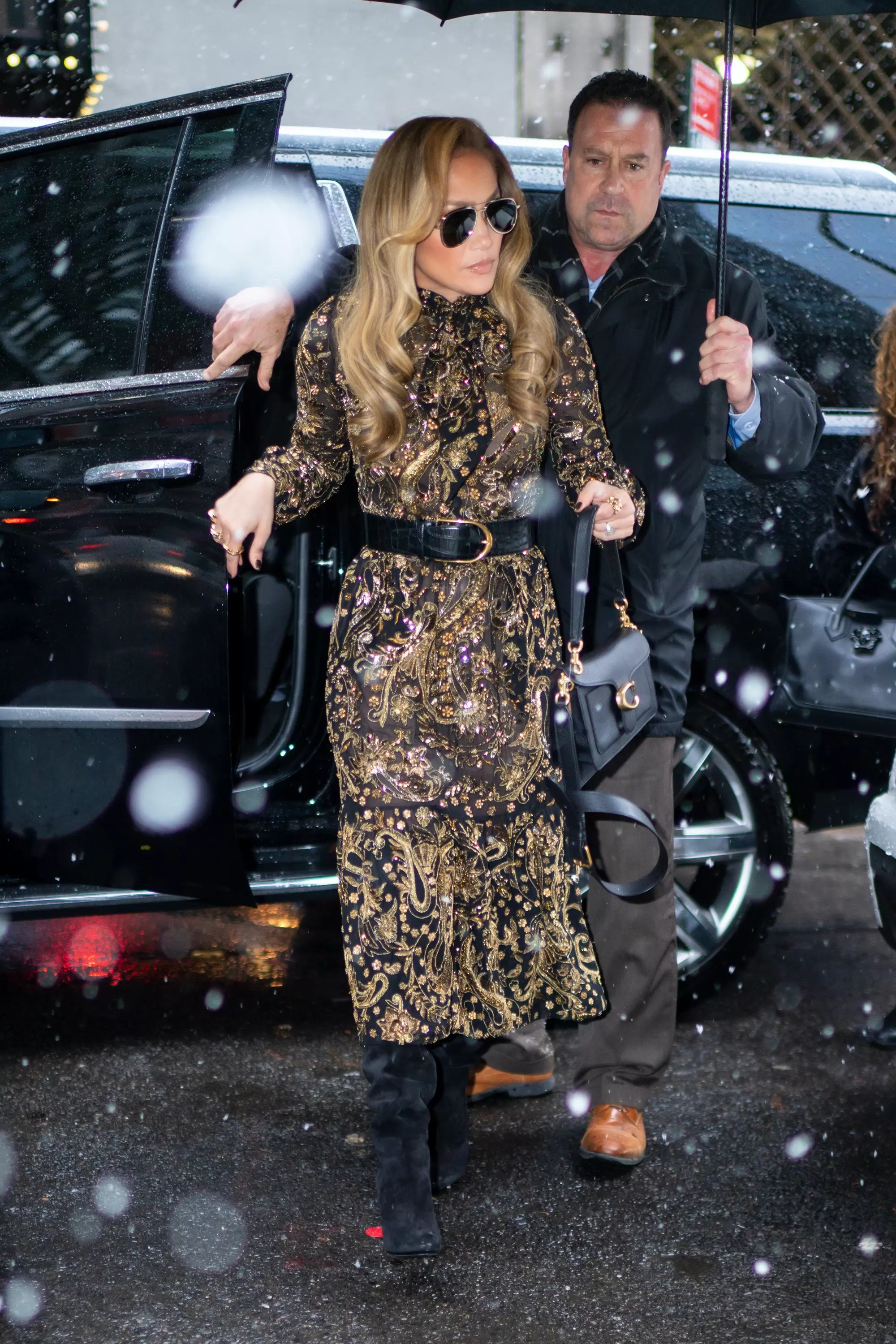 NEW YORK, NEW YORK - 02 DÉCEMBRE : Jennifer Lopez est vue à Midtown le 02 décembre 2019 à New York...