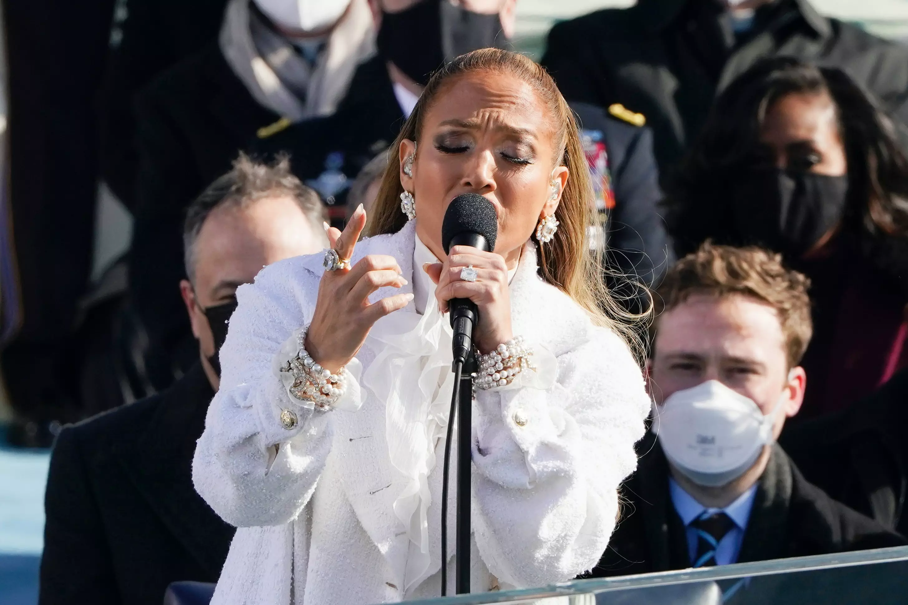 WASHINGTON, DC - Jenụwarị 20: Jennifer Lopez na-abụ abụ n'oge emume nnabata 59th na West Fro...