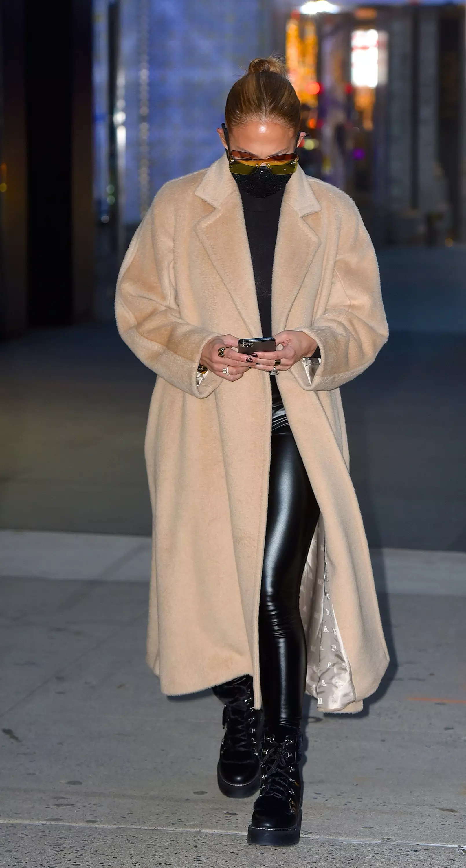 NEW YORK, NY - DECEMBRE 08: Jennifer Lopez vidita butikumi en Manhatano la 8-an de decembro 2020 en N...