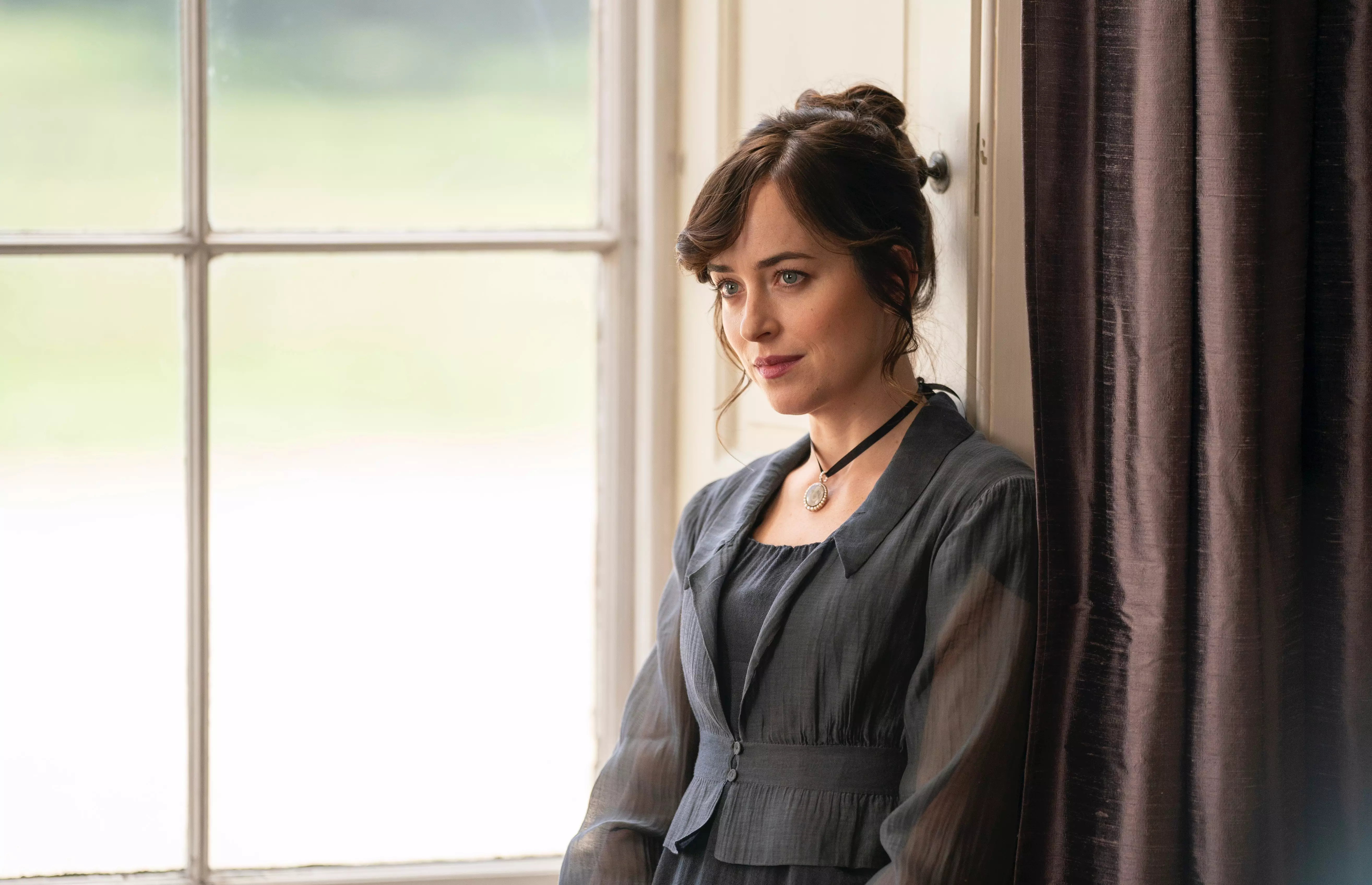 Dakota Johnson kiel Anne Elliot en Persuasion