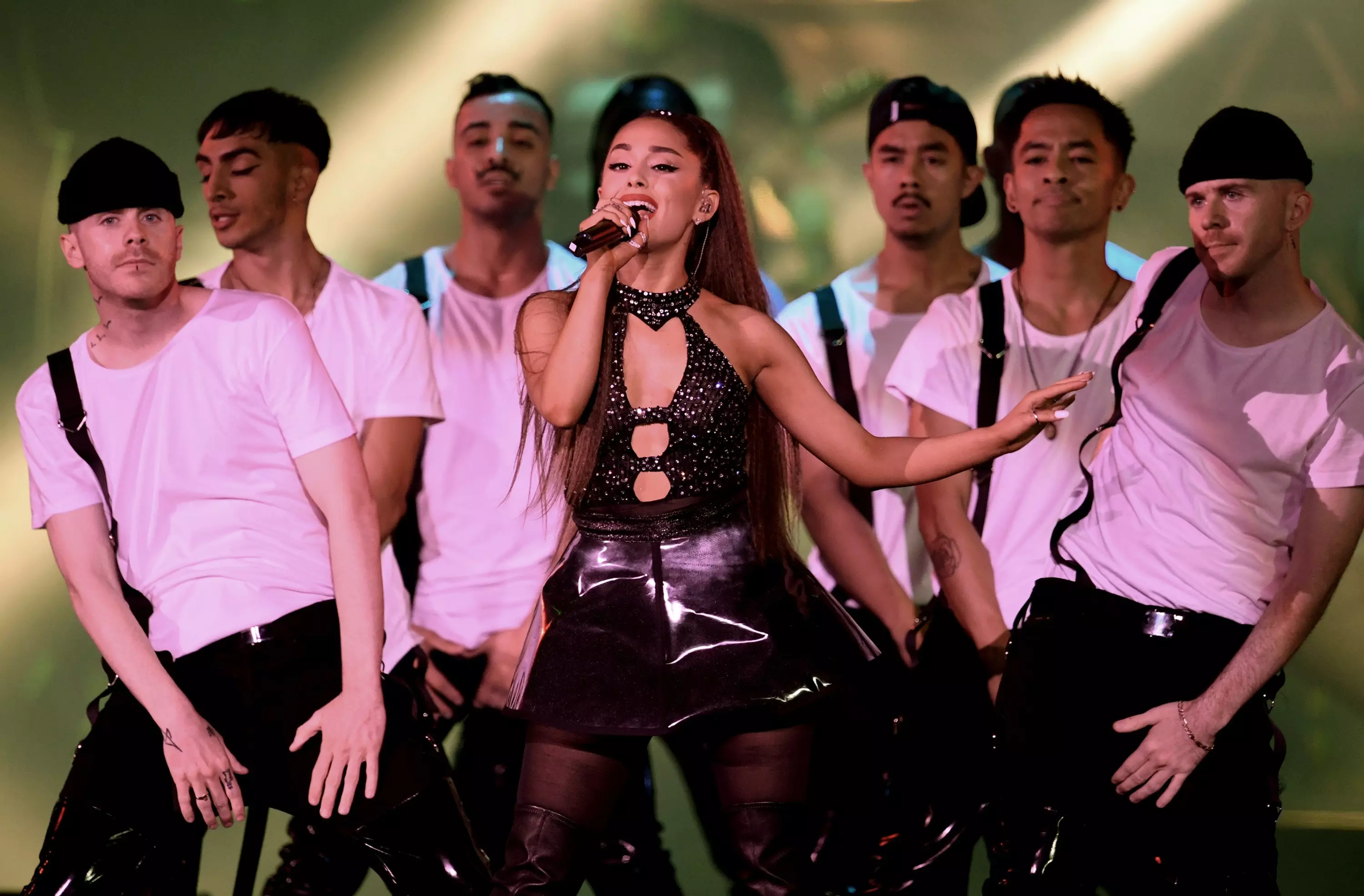 นี่คือเวลาที่คุณอาจได้ยิน Ariana Grande แสดง 'Sweetener' Live 63079_2