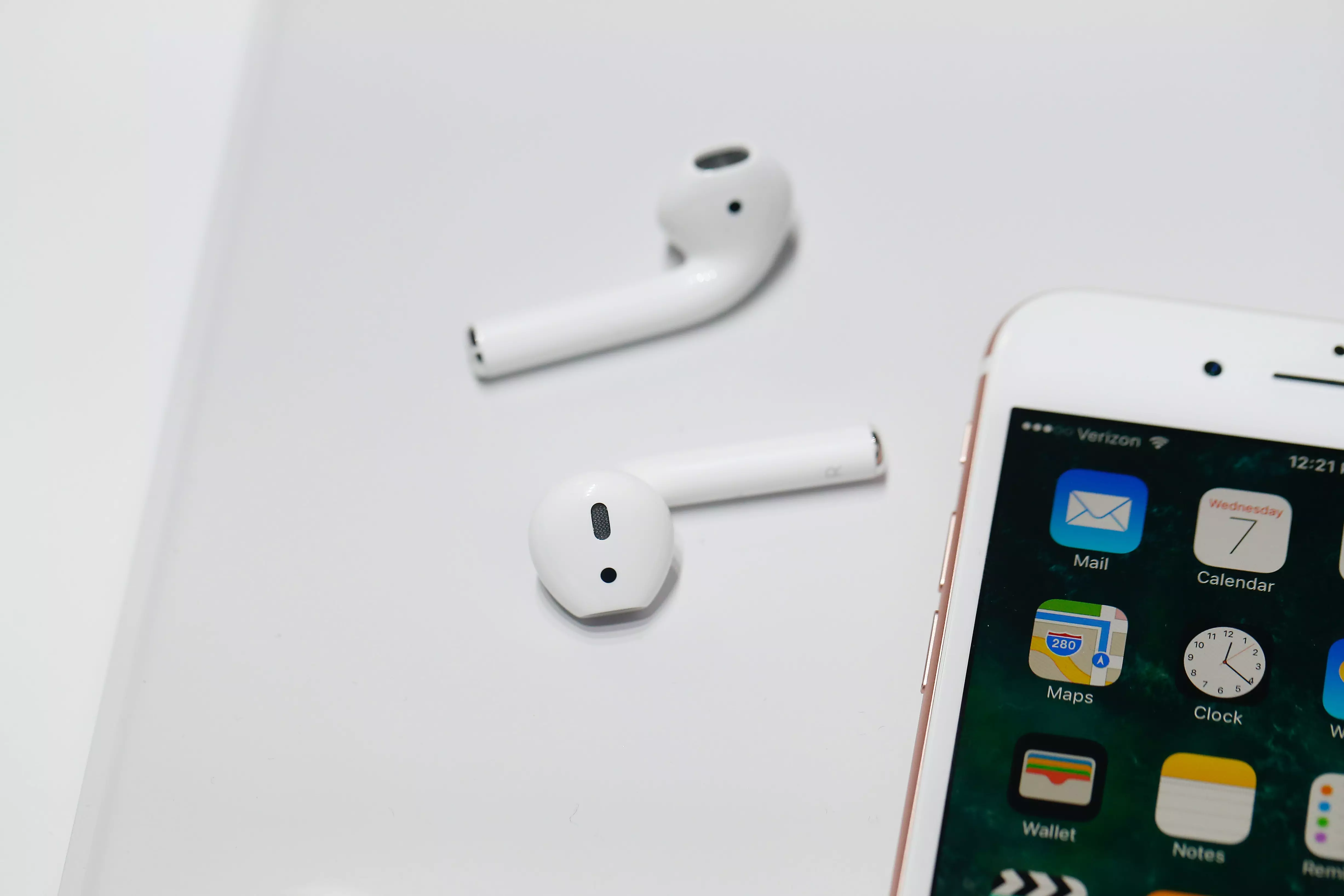 “Apple AirPods” -yň täzeleniş alýandygy habar berilýär we bu olary görüp bilersiňiz 63083_1