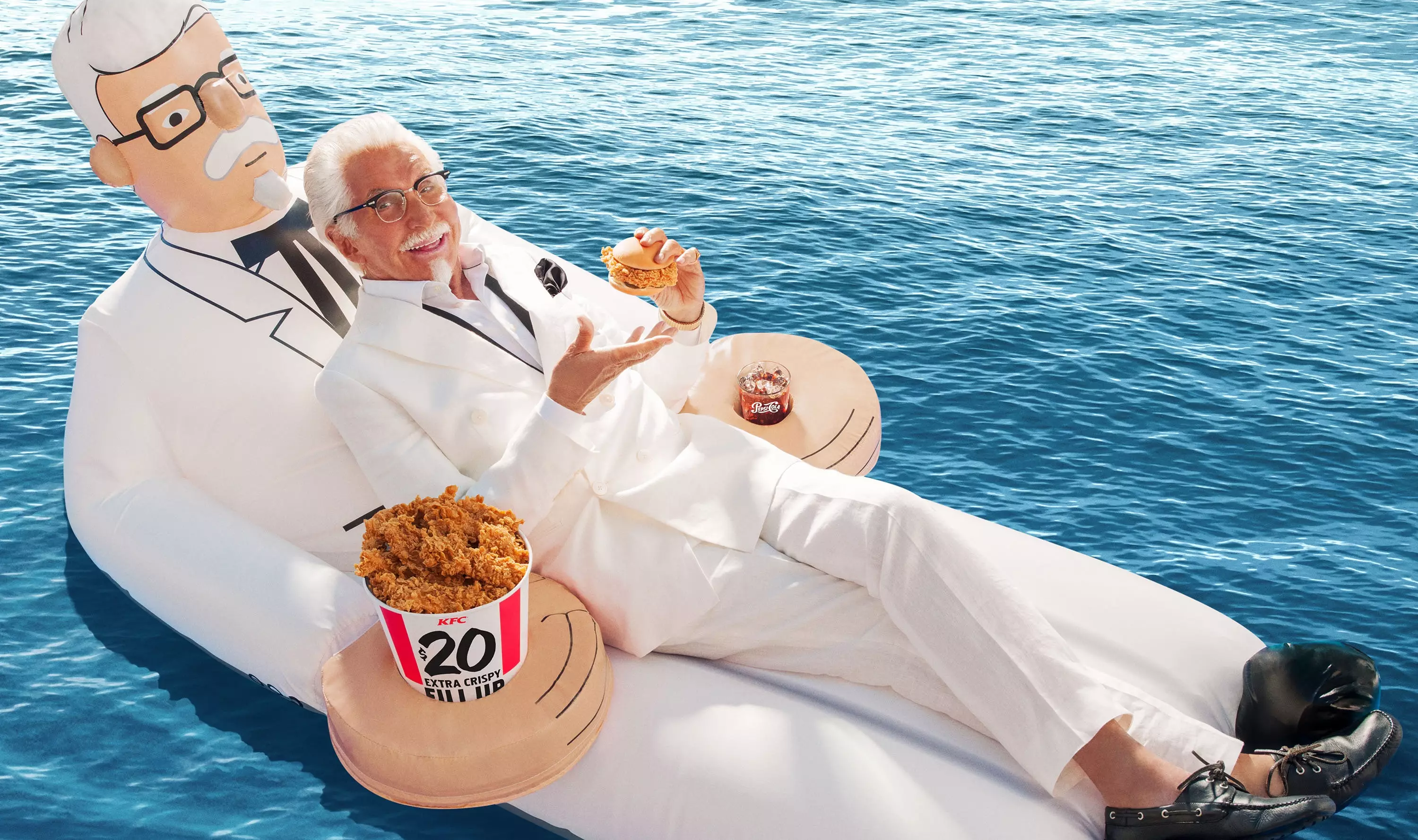 Magiging Finger-Lickin ang Iyong Summer Sa Libreng Colonel-Shaped Pool Floaties ng KFC 63699_1