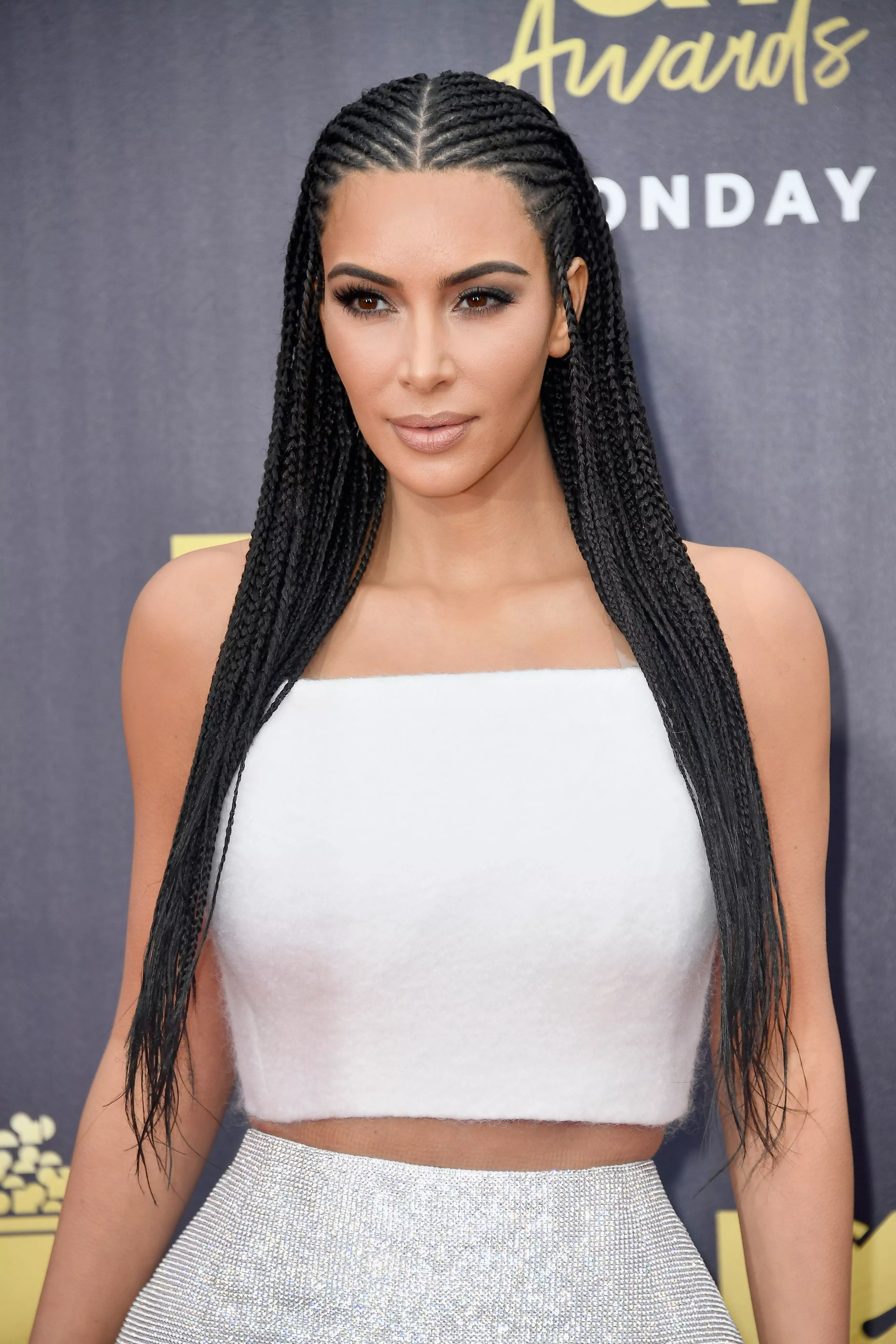 Kim Kardashian hadde på seg cornrows IGJEN og Twitter er så delt på utseendet hennes 64222_2