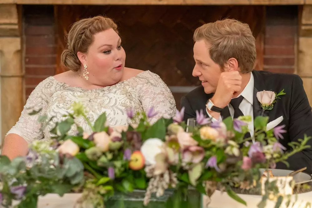 Chrissy Metz mar Kate, Chris Geere mar Phillip in This Is Us