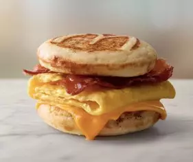 Das ist der köstliche Unterschied zwischen dem neuen McGriddle und dem OG Sandwich 64679_2