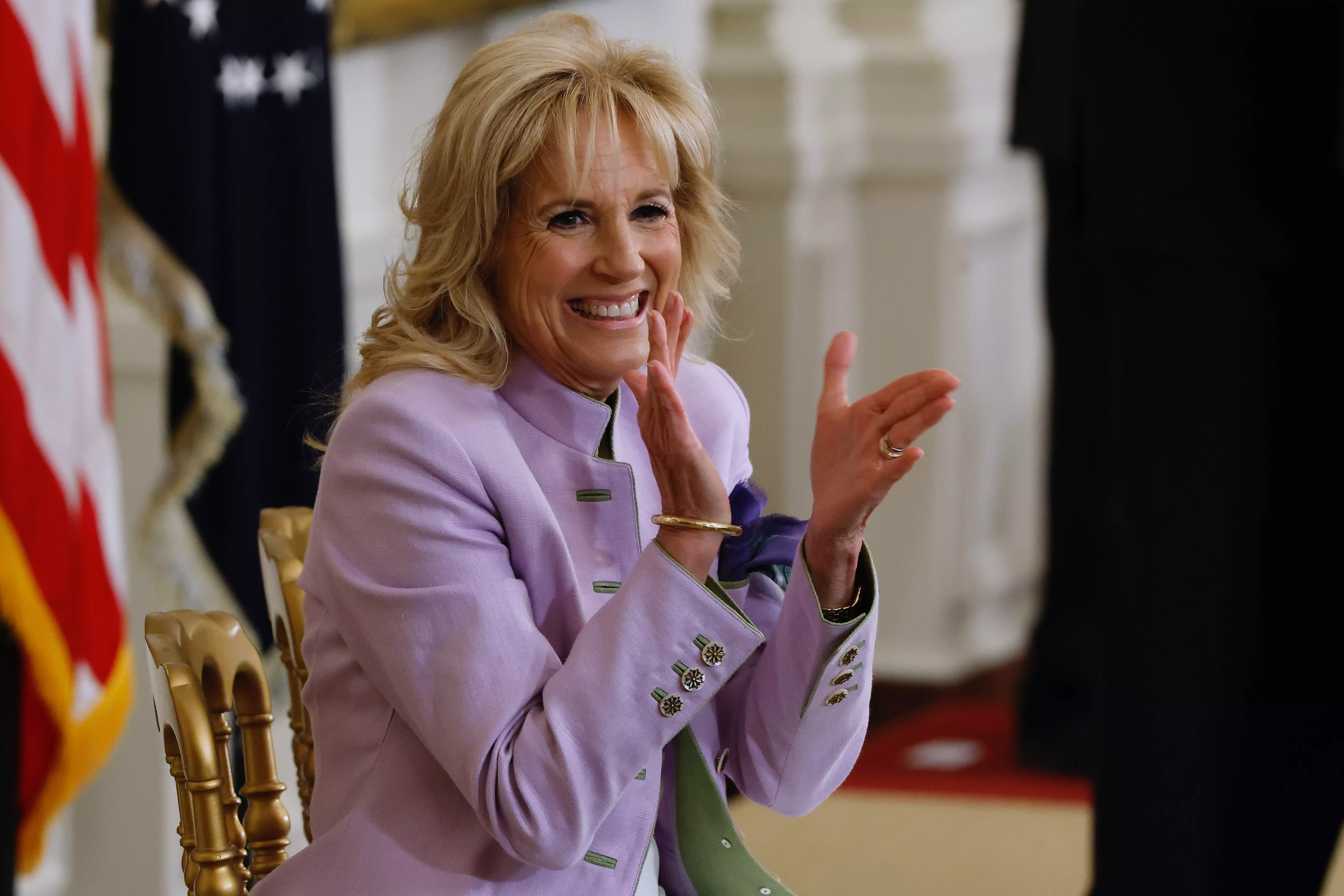 Jill Biden มีงานรื่นเริงและเหมาะกับดอกไม้มากที่สุดสำหรับม้วนไข่อีสเตอร์และฉันต้องการ