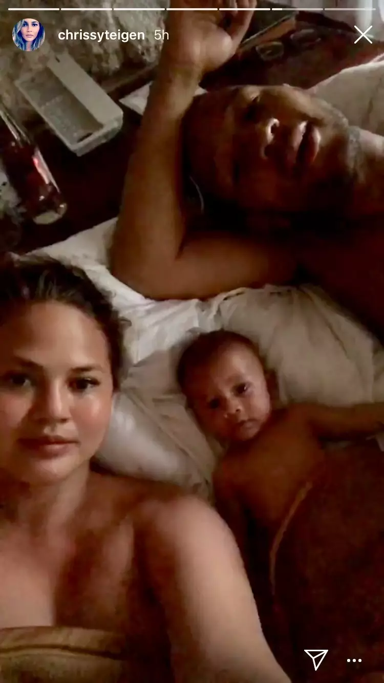 Chrissy Teigen 和 John Legend 與 Baby Miles 的 Vaca 視頻是最甜蜜的事情 68991_1