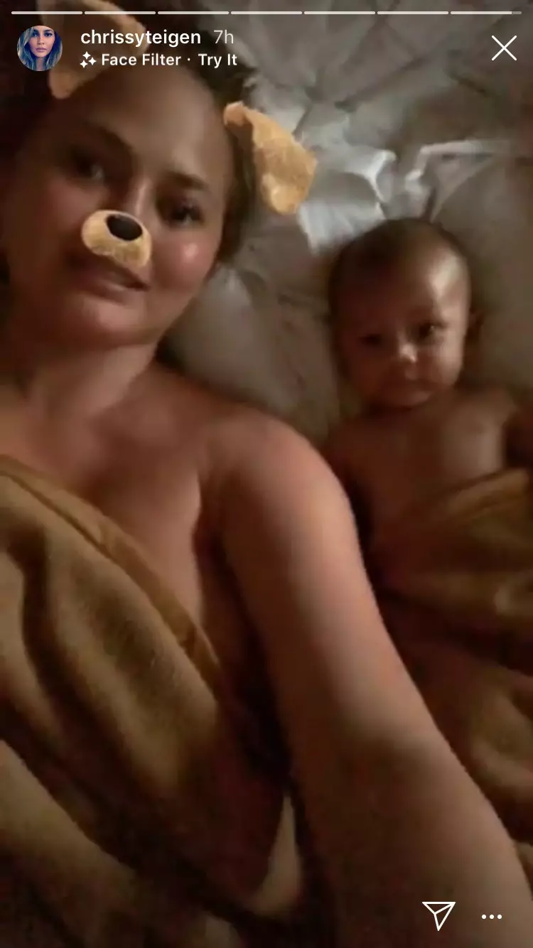 El video de Vaca de Chrissy Teigen y John Legend con Baby Miles es lo más dulce 68991_2