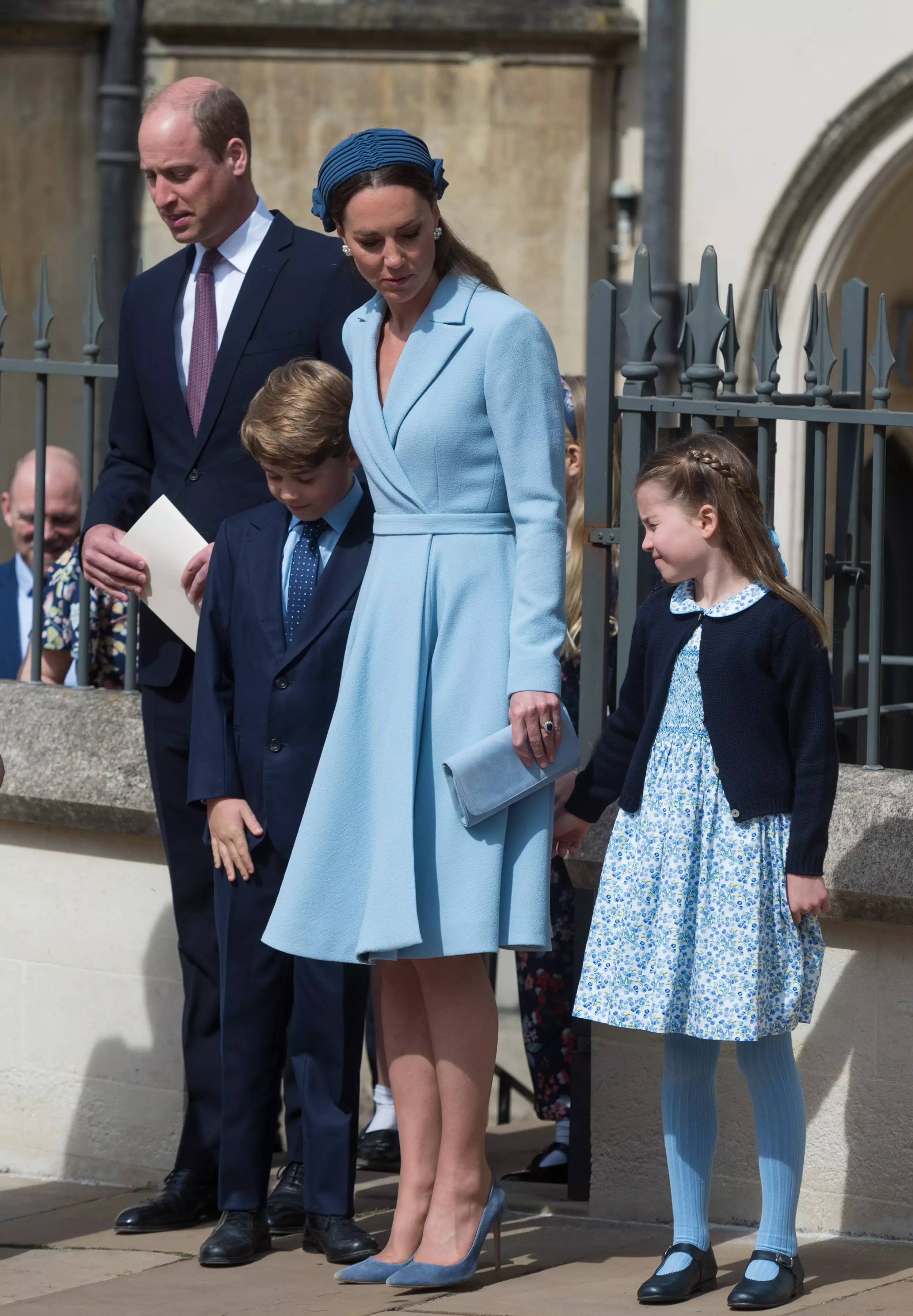 Die Herzogin von Cambridge trägt zu Ostern 2022 ein Mantelkleid von Emilia Wickstead, während sie mit ihrem ...