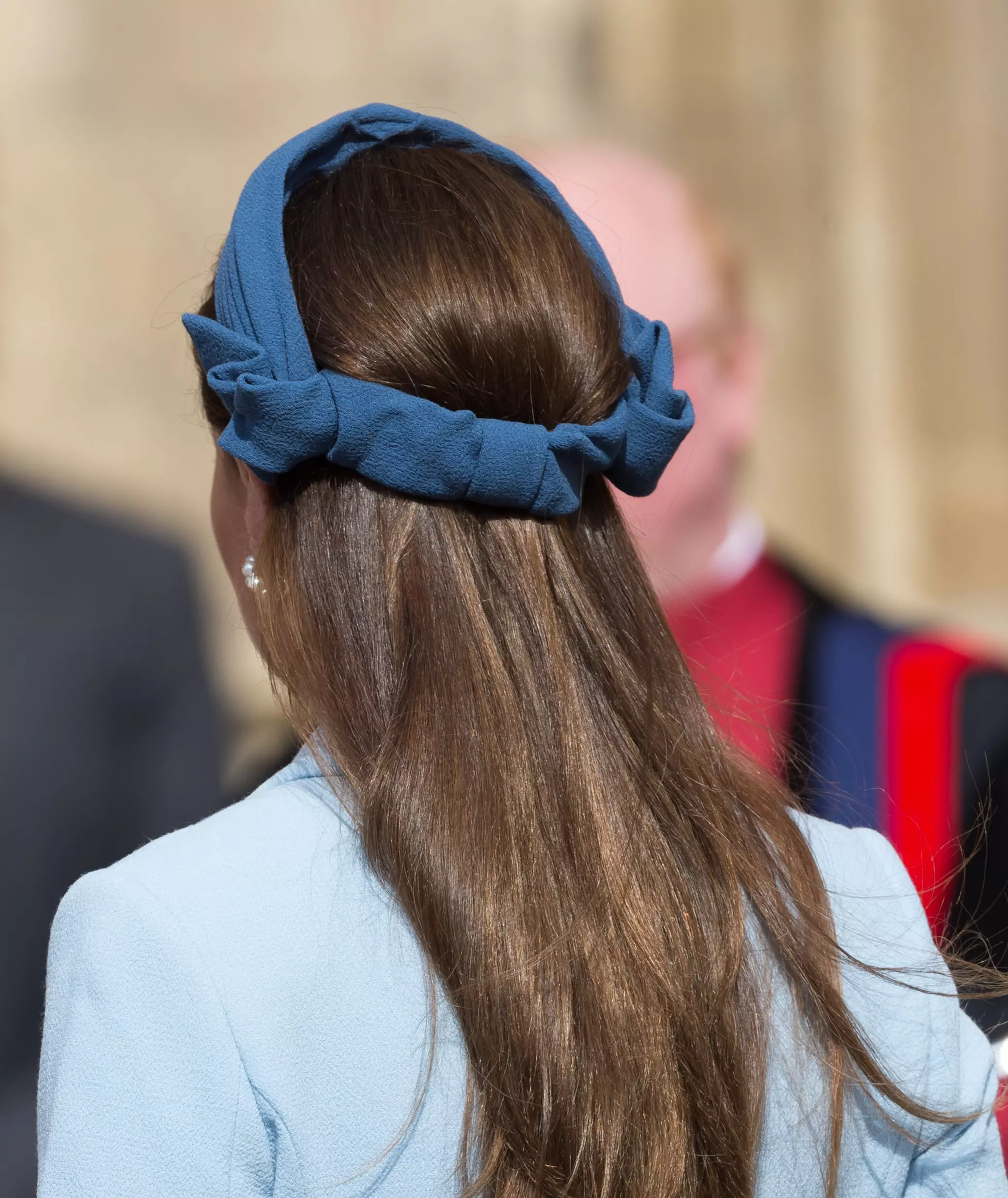 La Duchessa di Cambridge indossa per Pasqua un cerchietto Jane Taylor e un abito cappotto Emilia Wickstead...