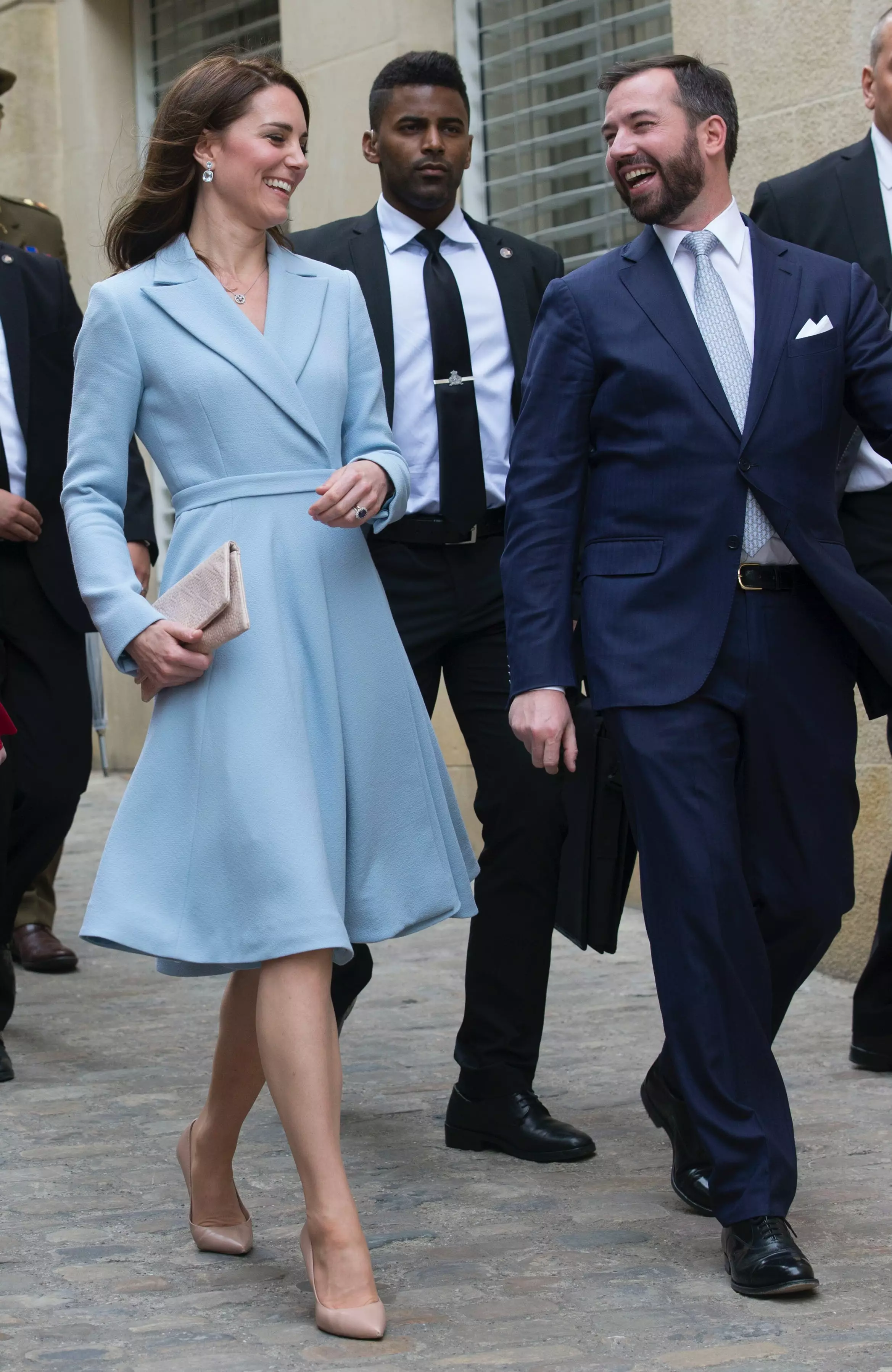 Catherine, hertuginde af Cambridge med prins Guillaume af Luxembourg, mens de tager en kort gåtur udenfor...