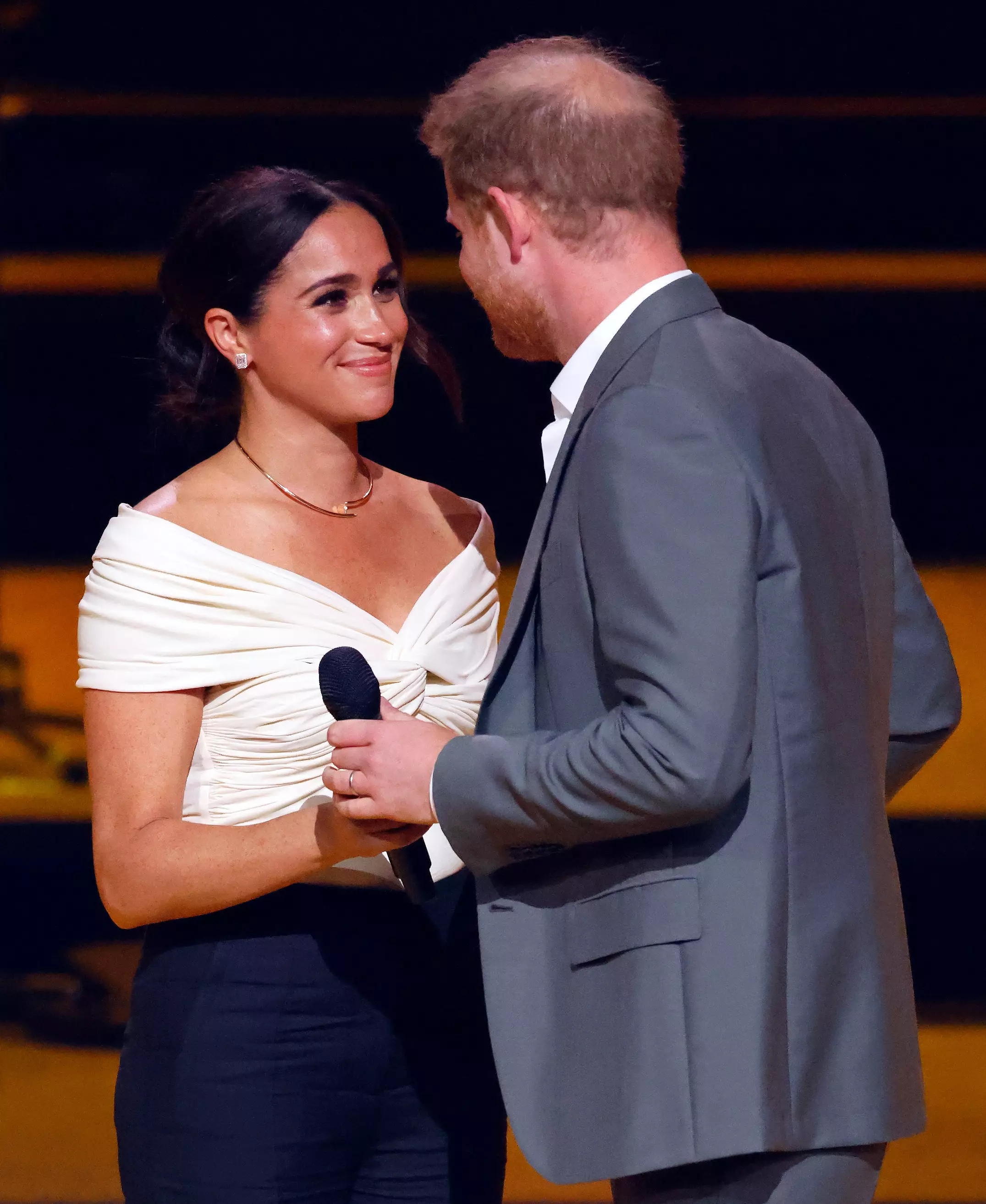 La kiso de Princo Harry kaj Meghan Markle ĉe la Invictus Ludoj estis dolĉa.