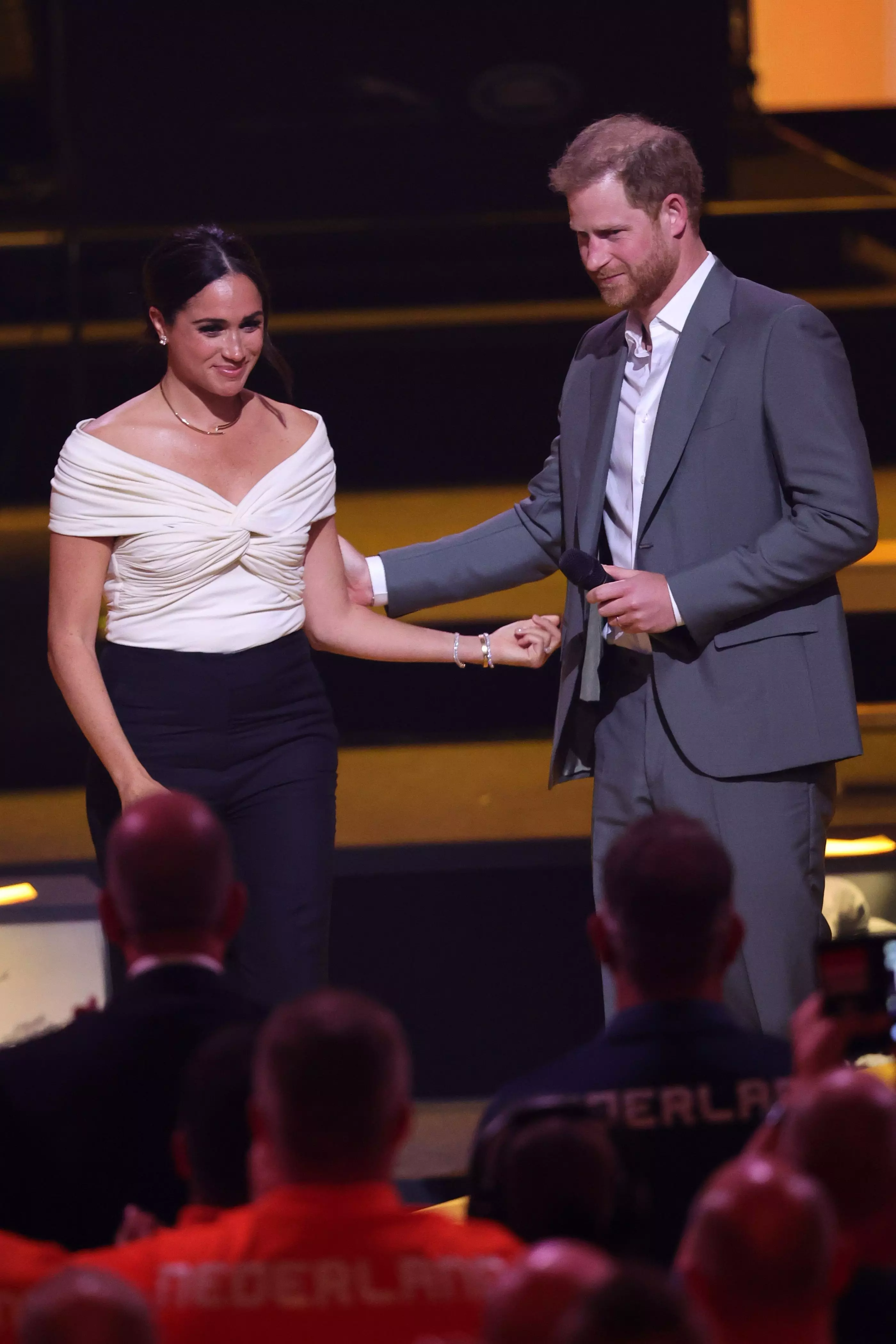 Kaibig-ibig ang halik nina Prince Harry at Meghan Markle sa Invictus Games.