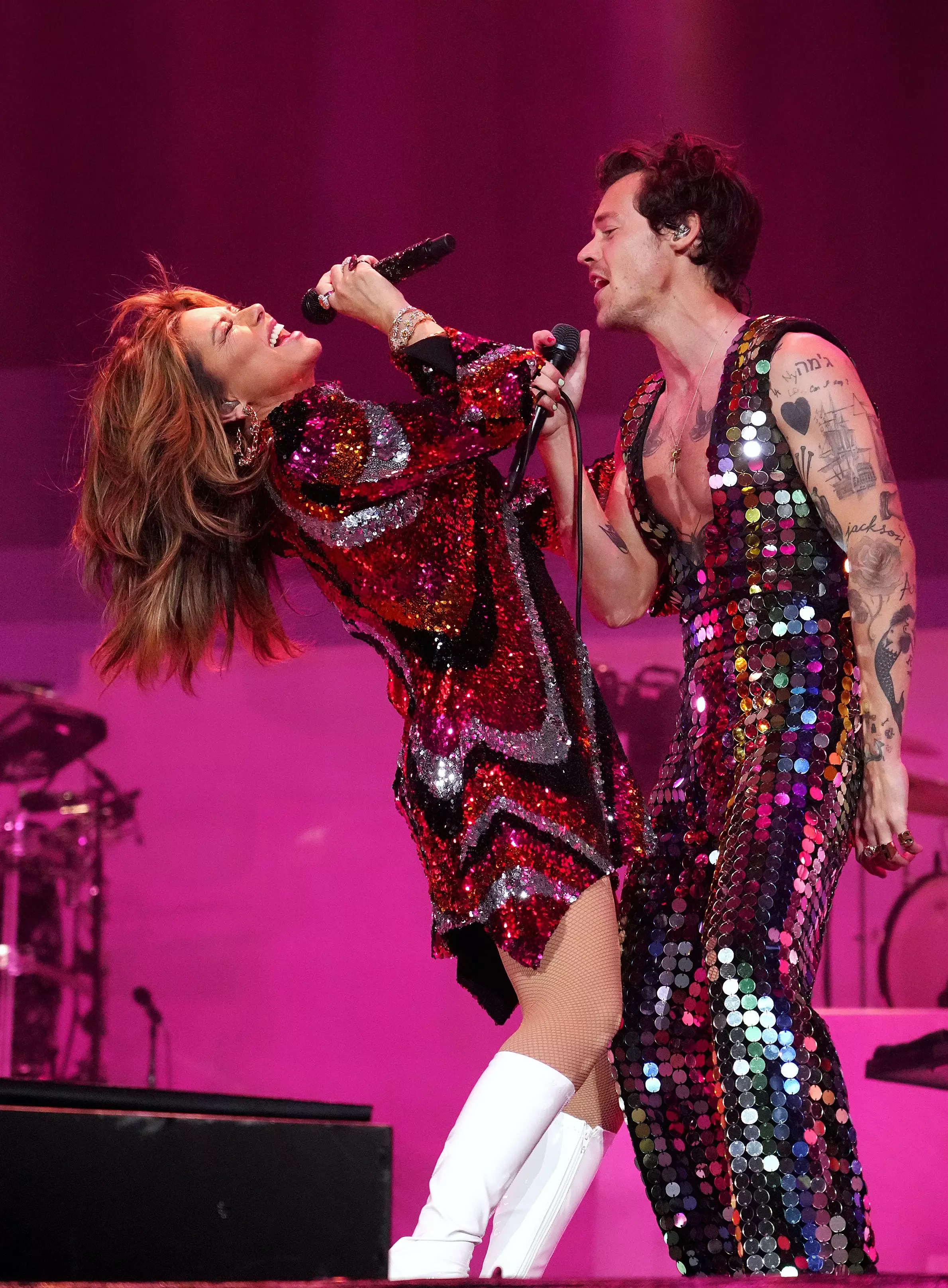 INDIO, CALIFORNIA - 15 APRILIE: (L-R) Shania Twain și Harry Styles cântă pe scena de la Coachella S...