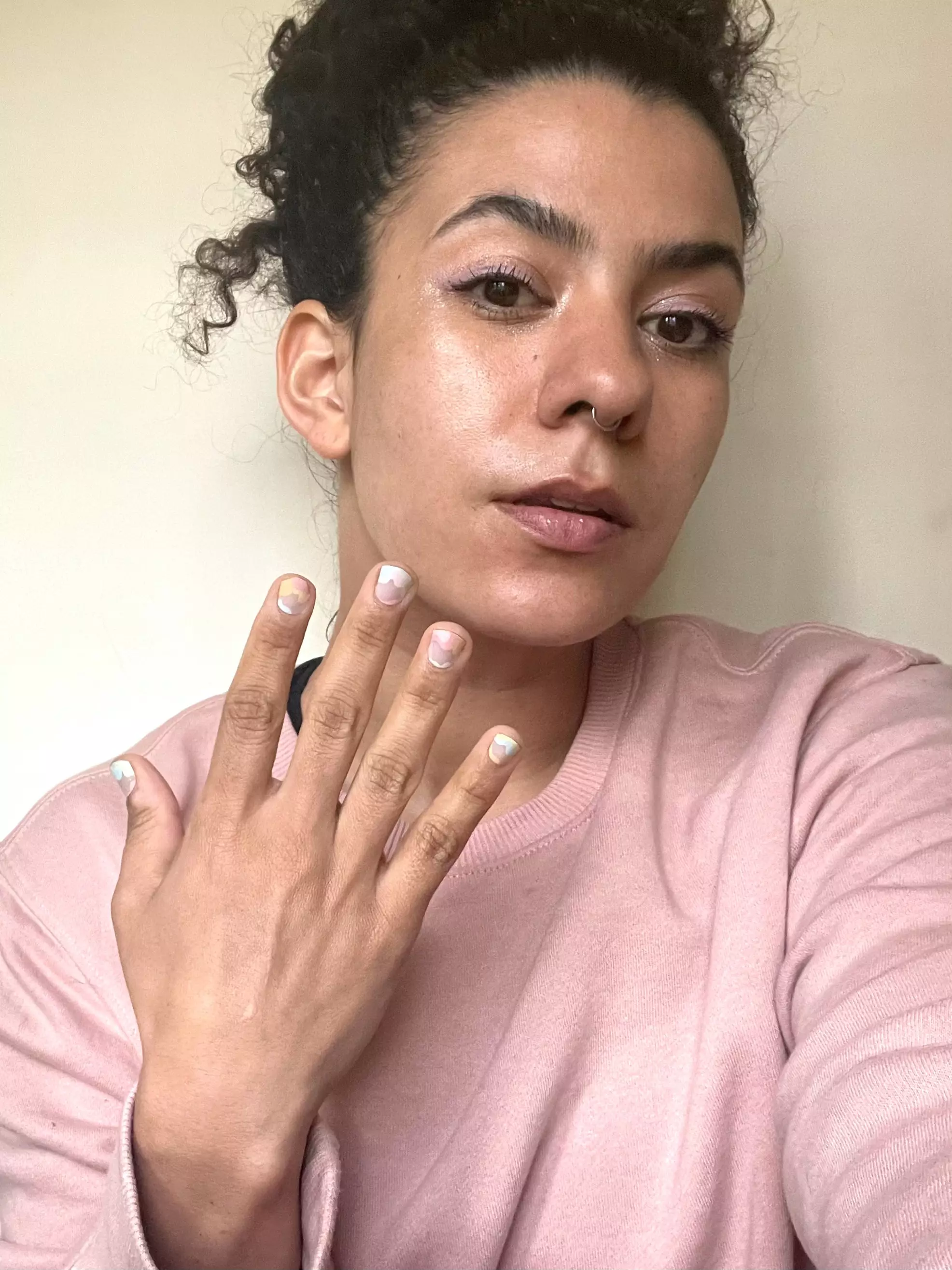 Elite Daily Beauty Ubwanditsi Amber Rambharose yambaye Ice Cream Inzozi zo muri 'Euphoria-'inspire ya ManiMe ...