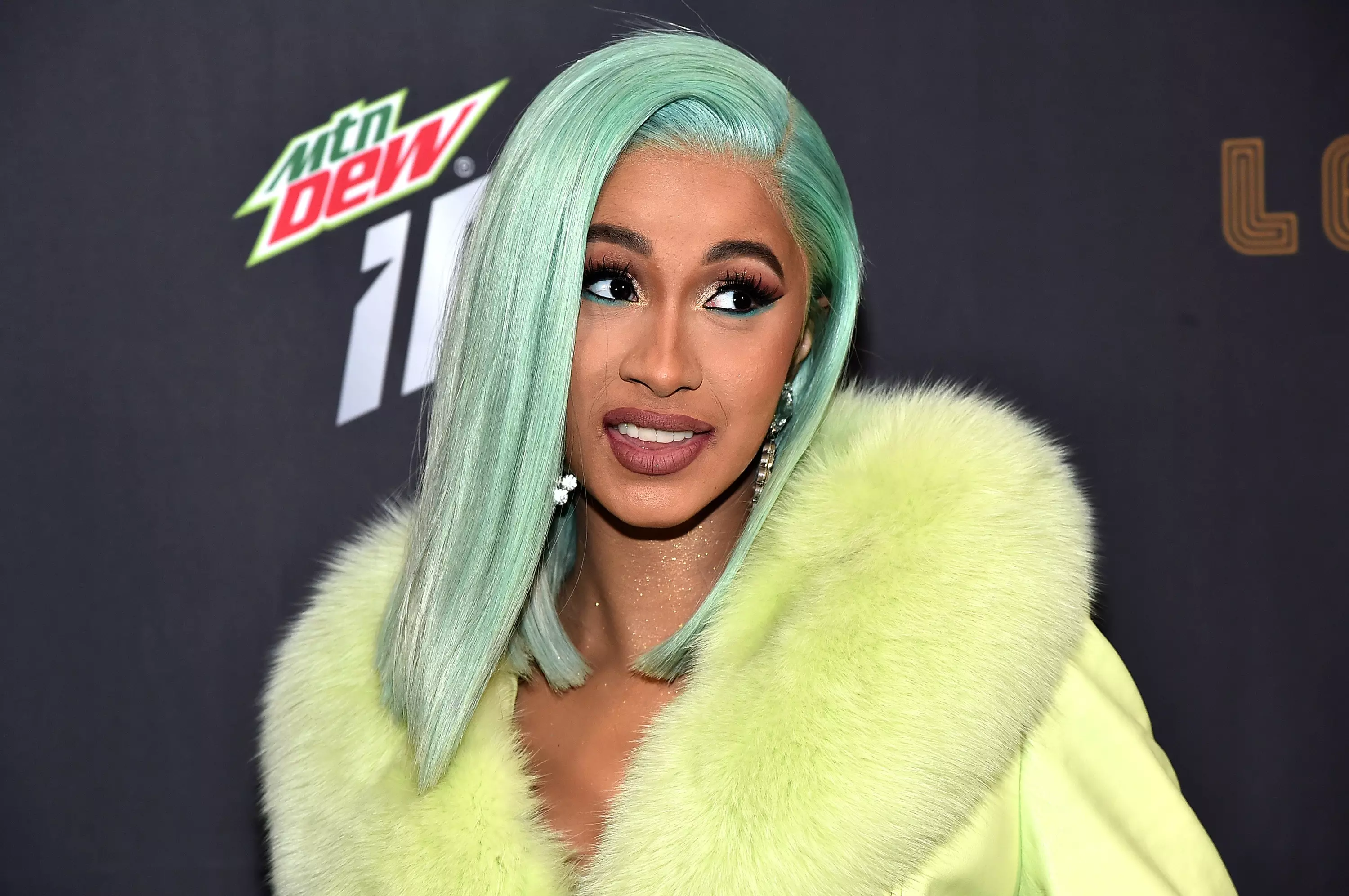 Жанкүйерлер Cardi B бұл негізгі AMA-ны Камила Кабеллодан жоғалтқанына ашуланады 74841_1