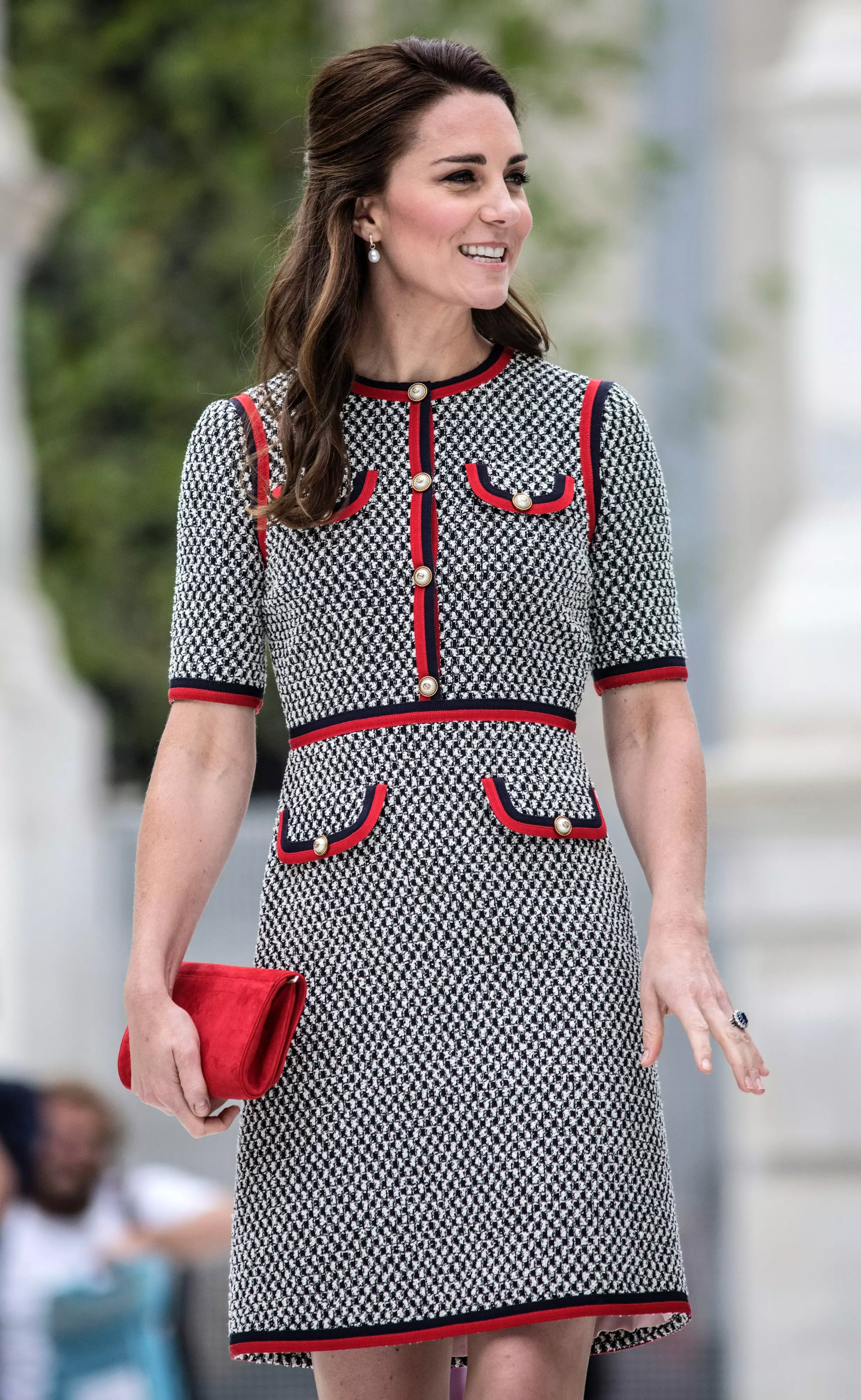 Le dernier costume de Kate Middleton est fait du tissu ultime de retour 78773_7